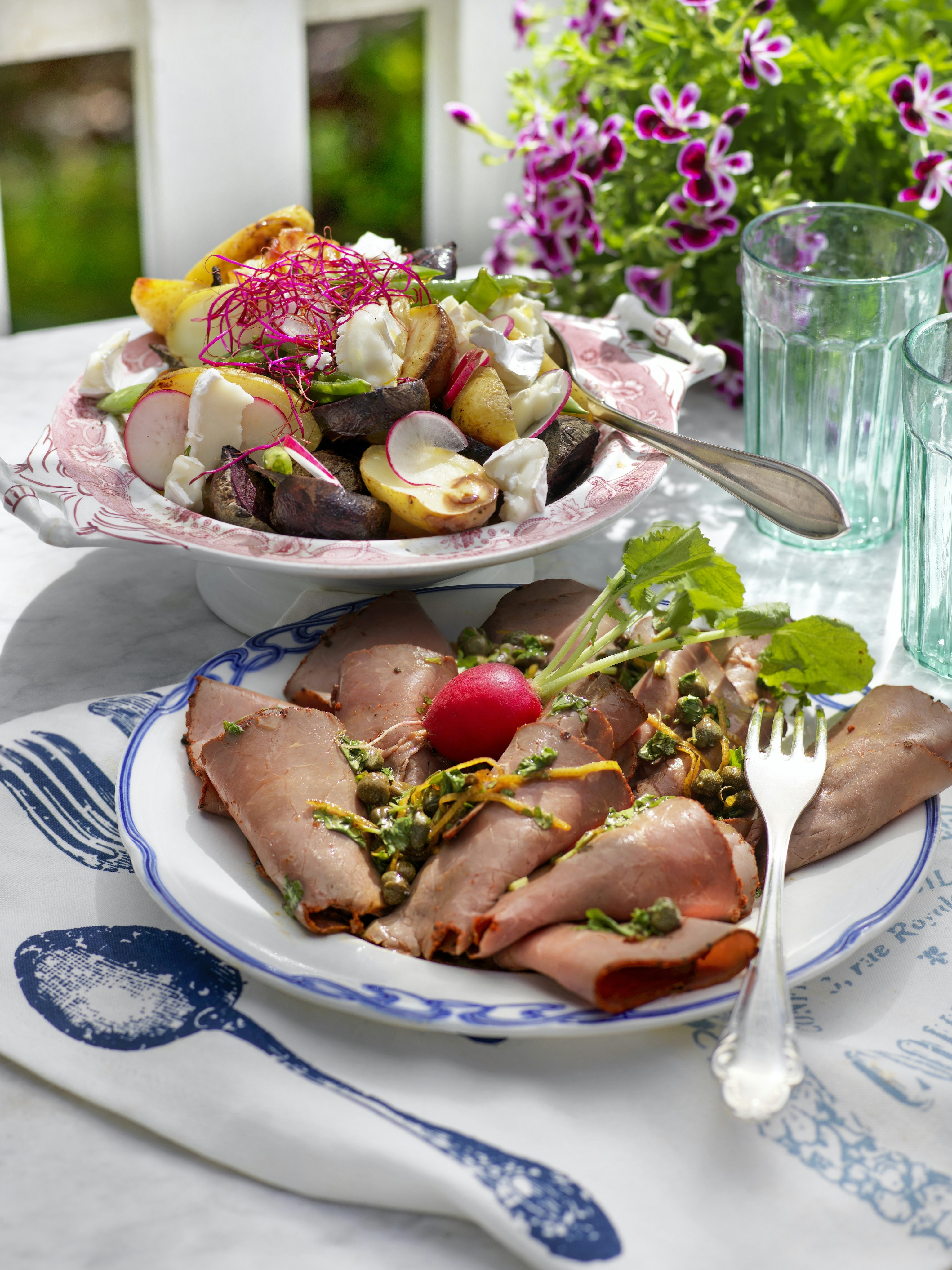 Marinerad rostbiff med rödbets- och potatissallad