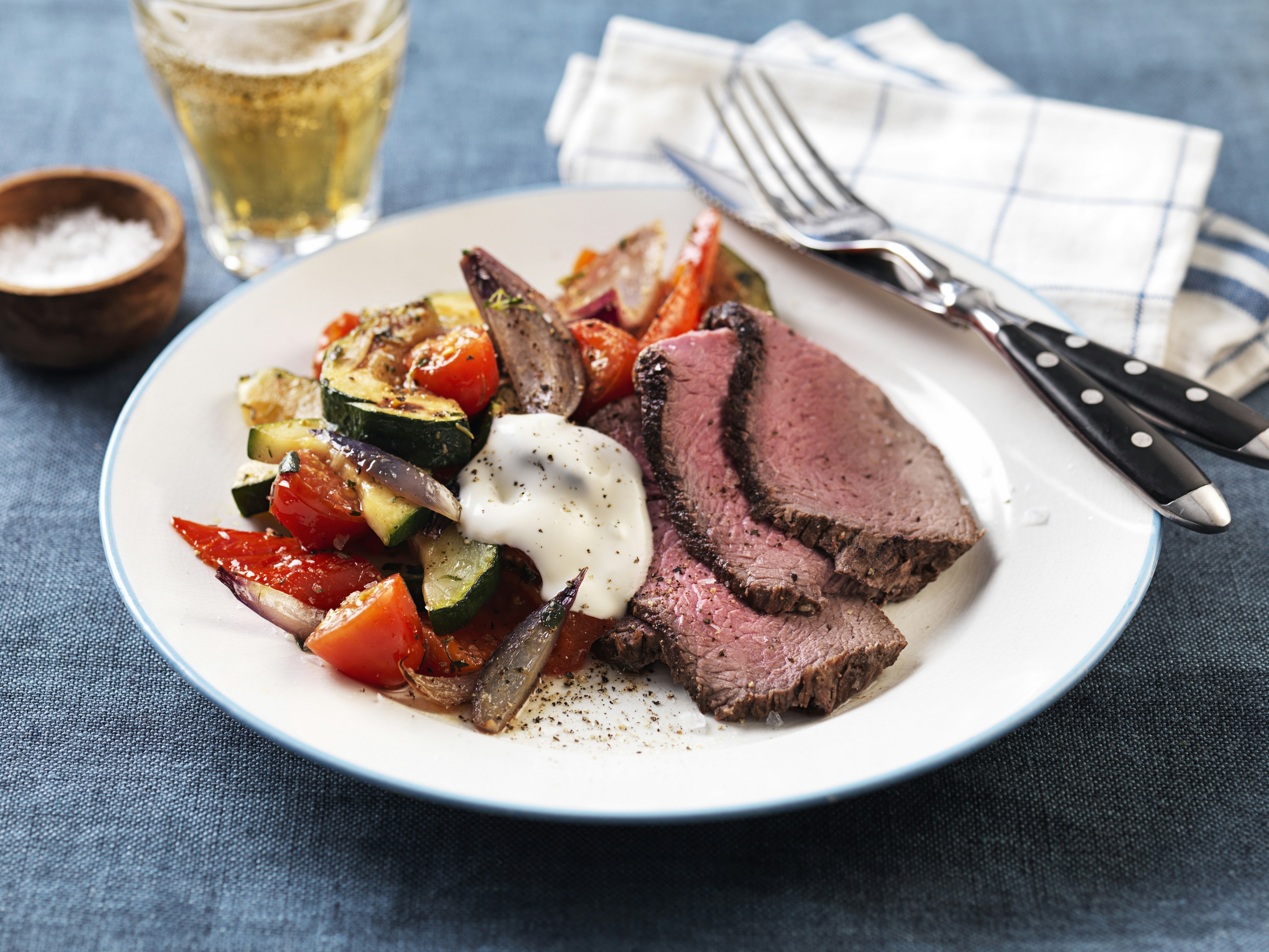 Rostbiff med stekta grönsaker och tryffelmajonnäs