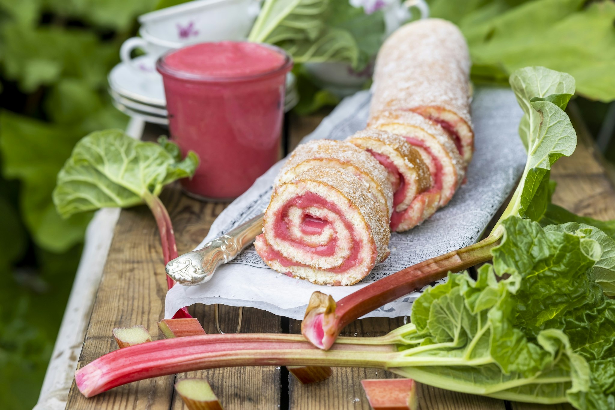 Rulltårta med rabarber- och jordgubbssylt