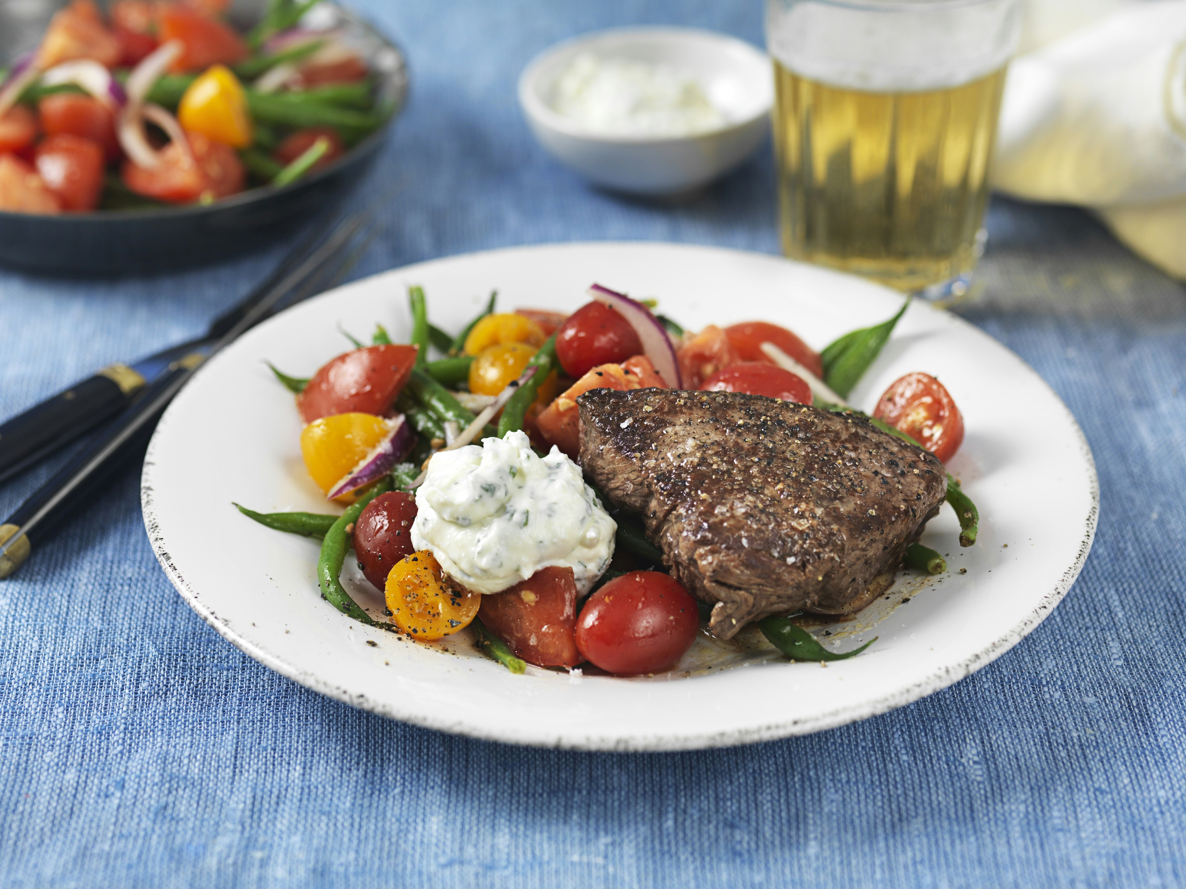 Ryggbiff med tomatsallad och fetaostcrème