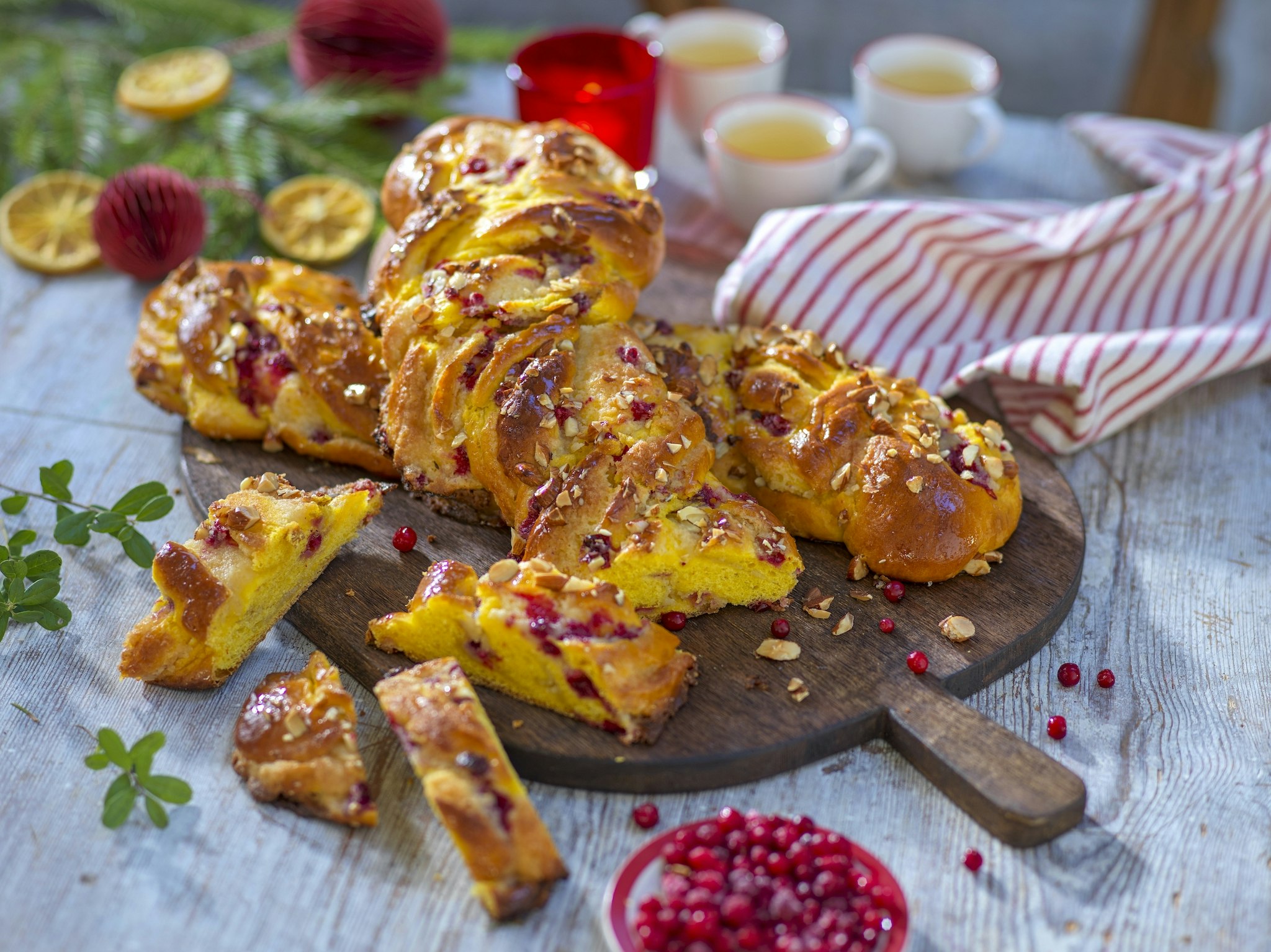 Saffransfläta med mandelmassa och lingon