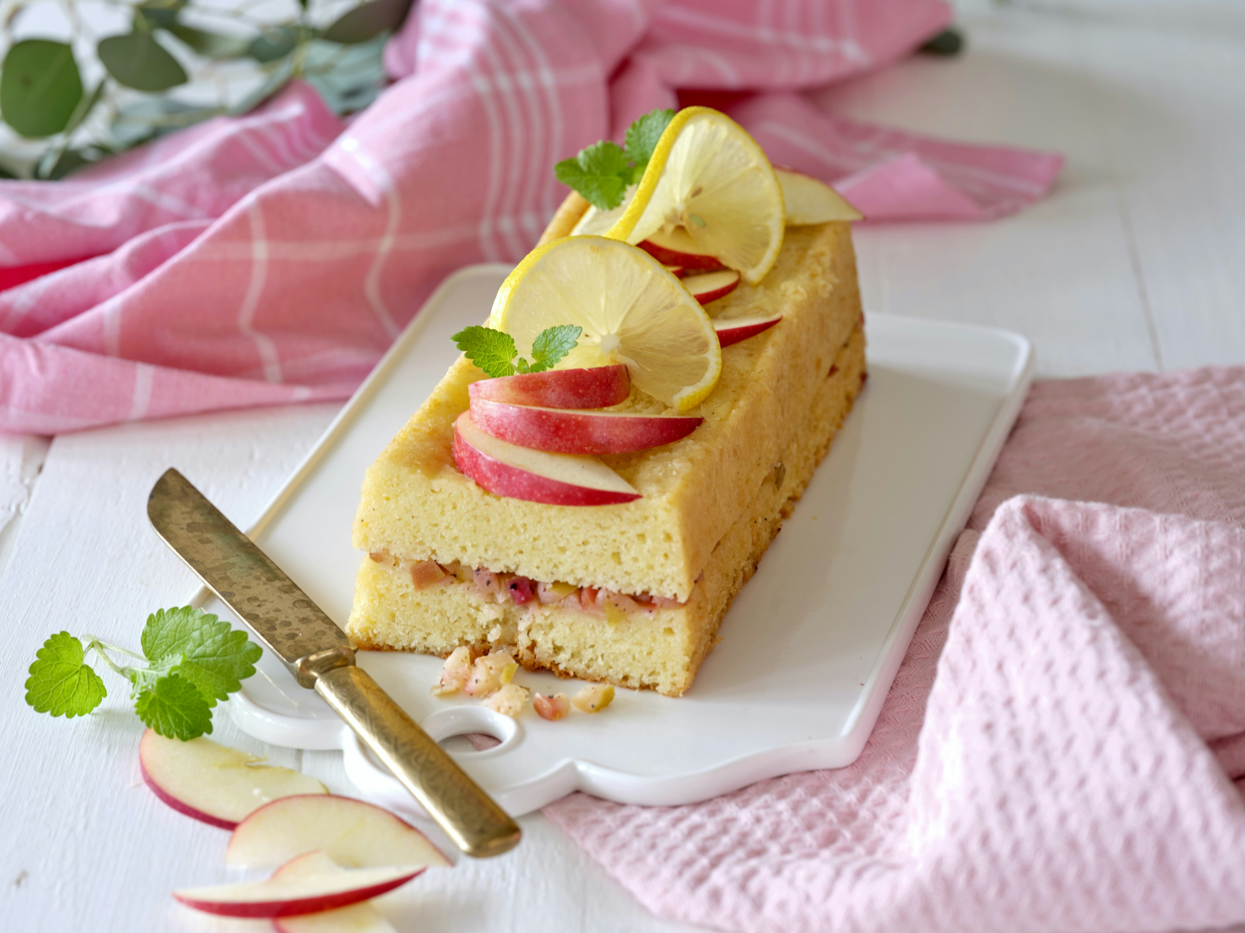 Saftig kaka med kardemummakryddade äpplen