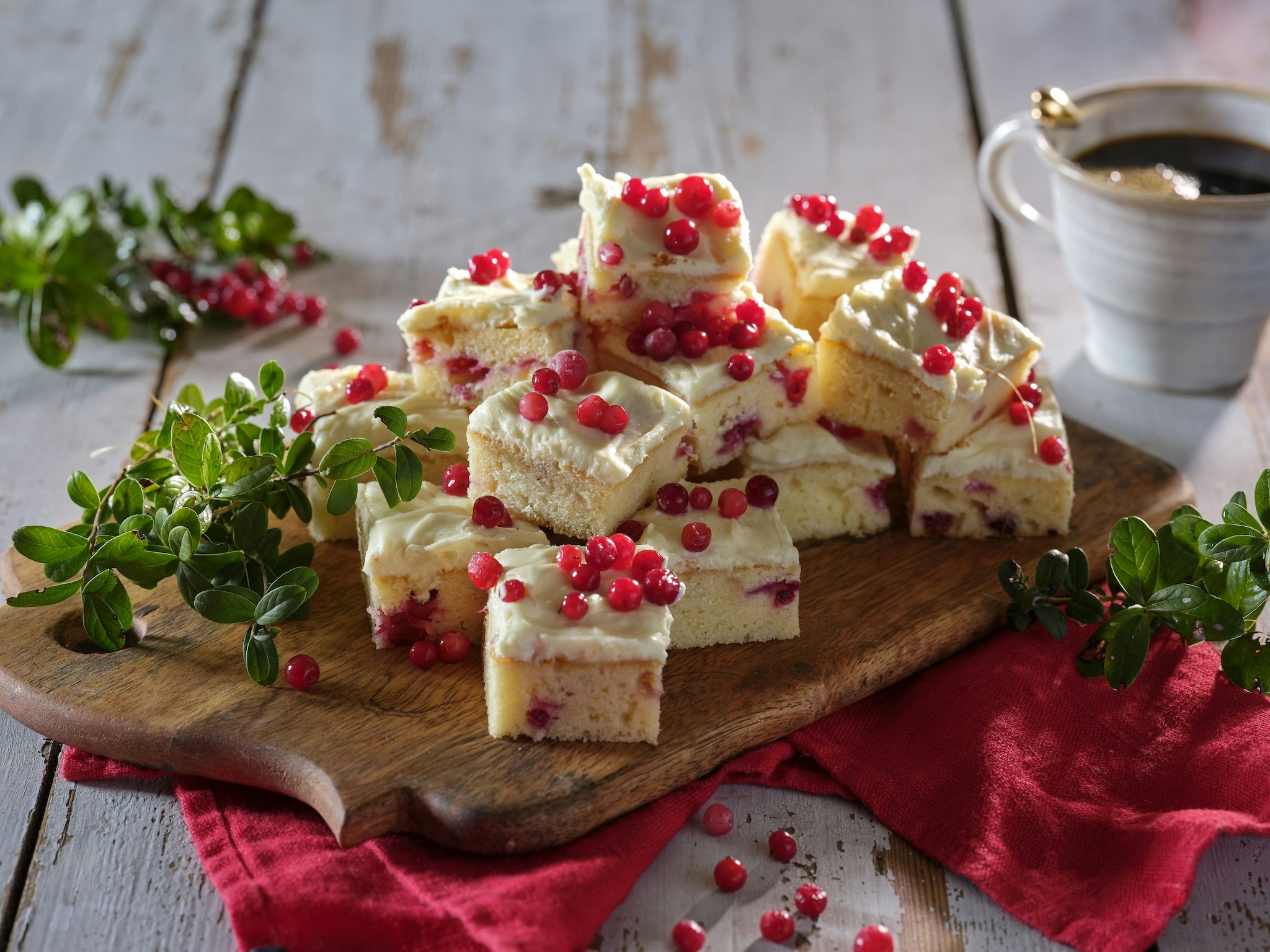 Krämig kaka med äpple och lingon