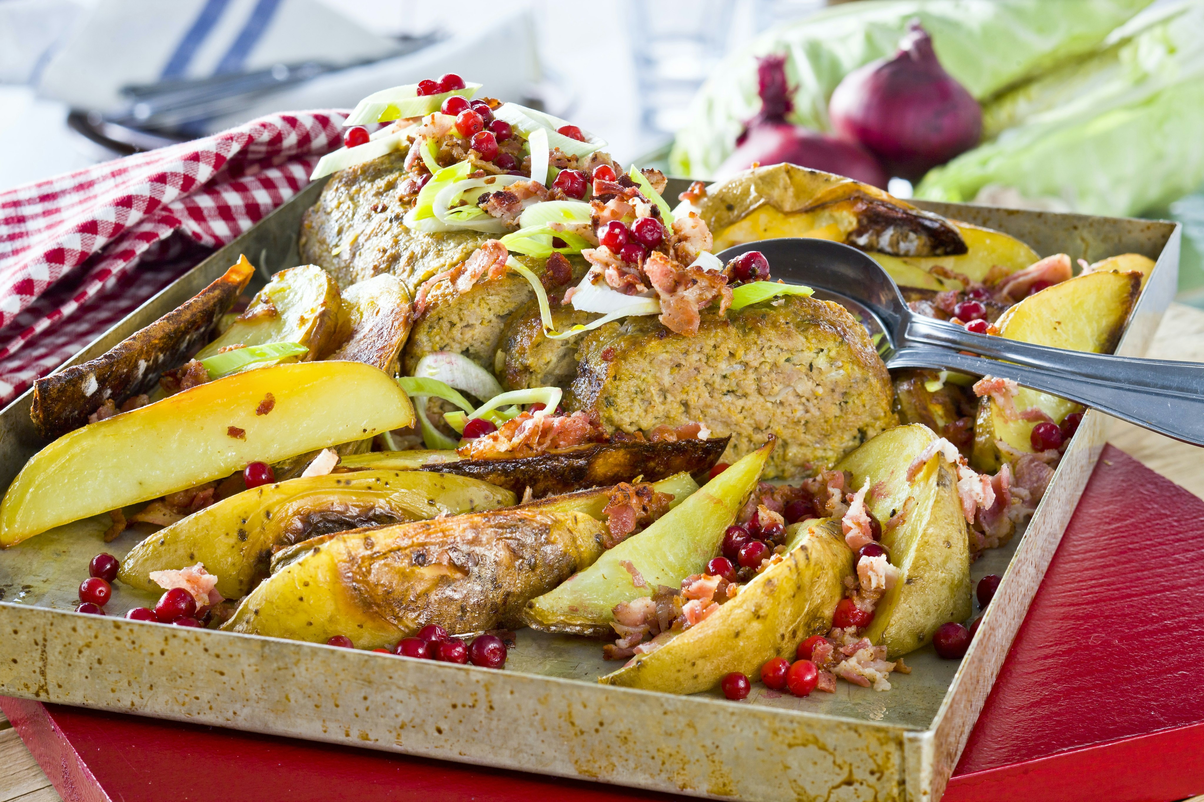 Saftig köttfärslimpa med bacon och lingon