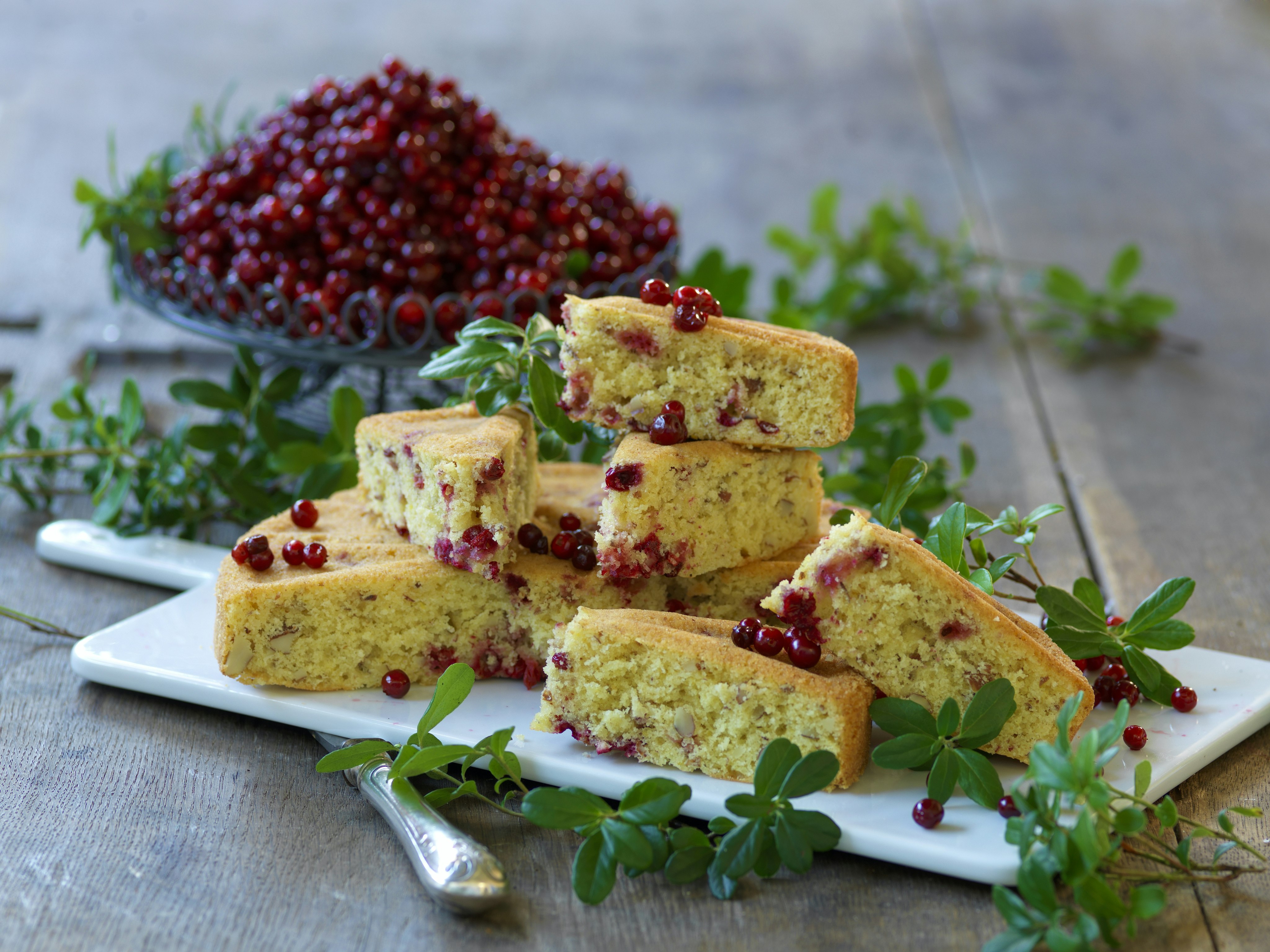 Saftig mandelkaka med lingon