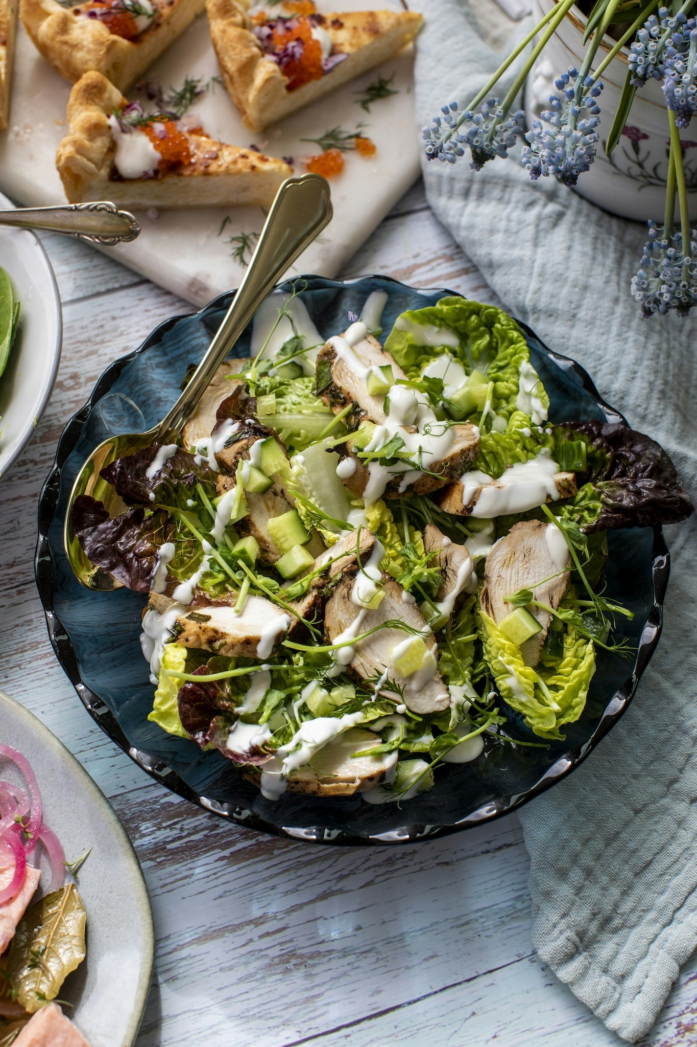 Saftig örtkyckling med krispig sallad