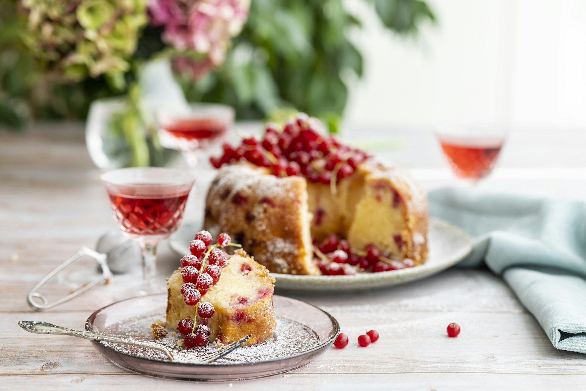 Saftig sockerkaka med vit choklad och röda vinbär