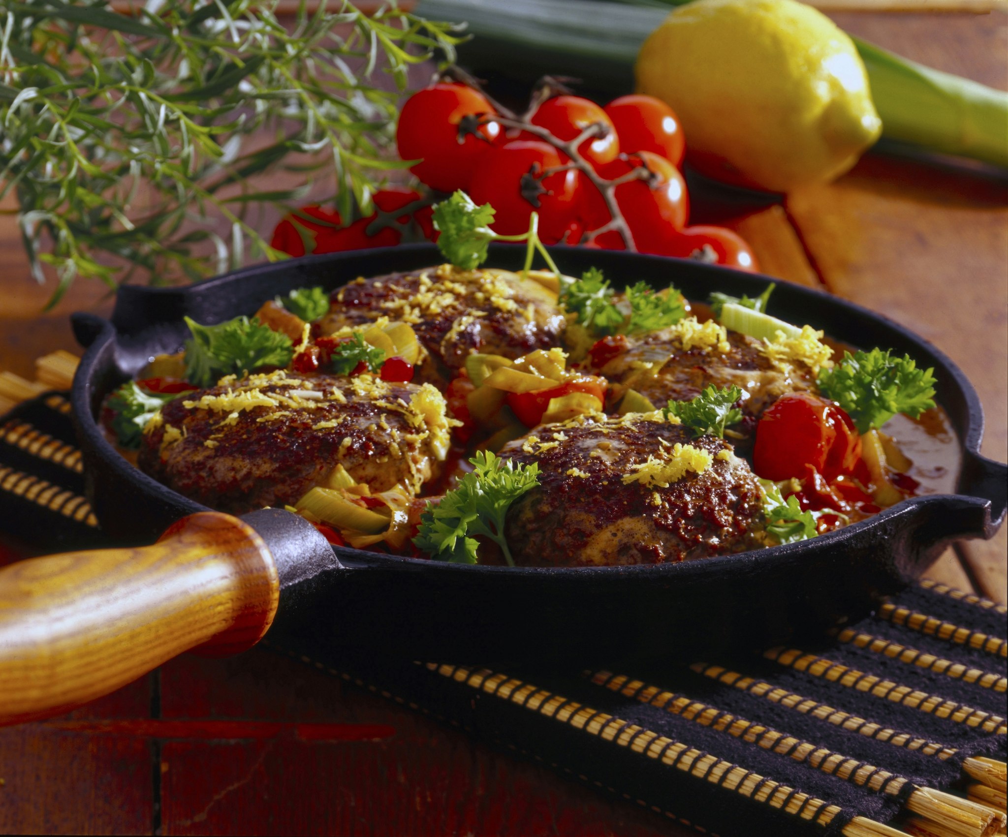 Saftiga biffar i krämig lingonsås