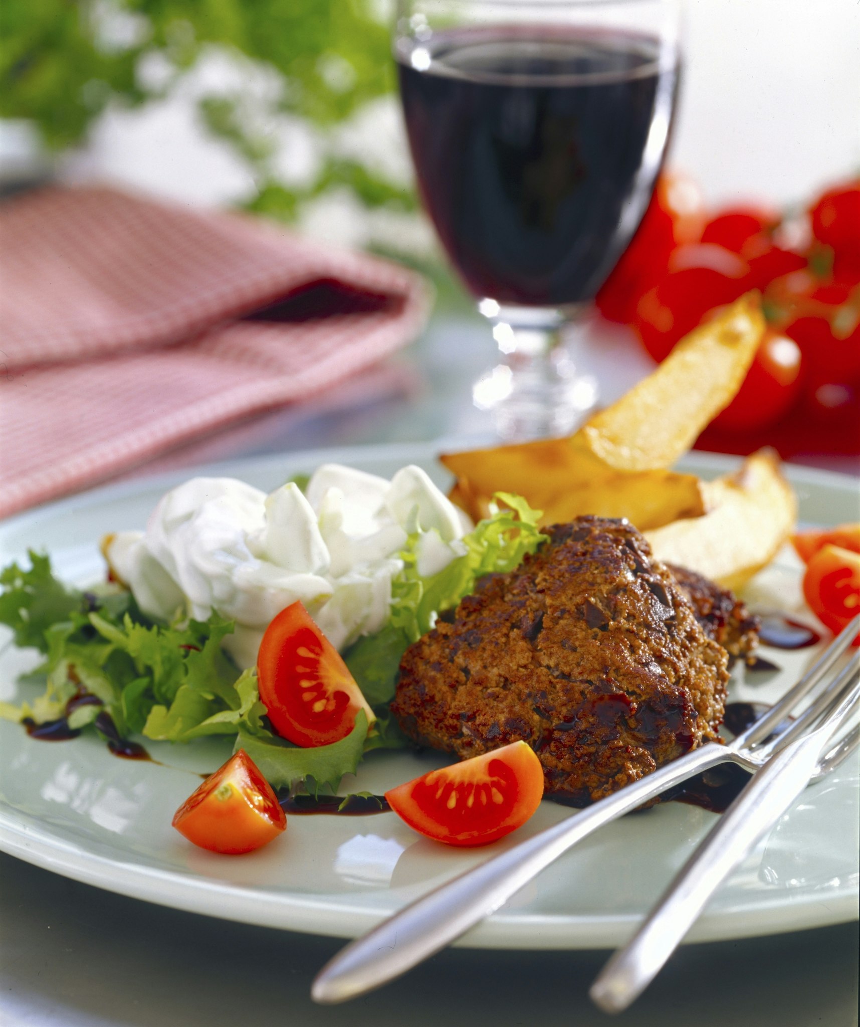 Örtiga biffar med pommes och tomatsås