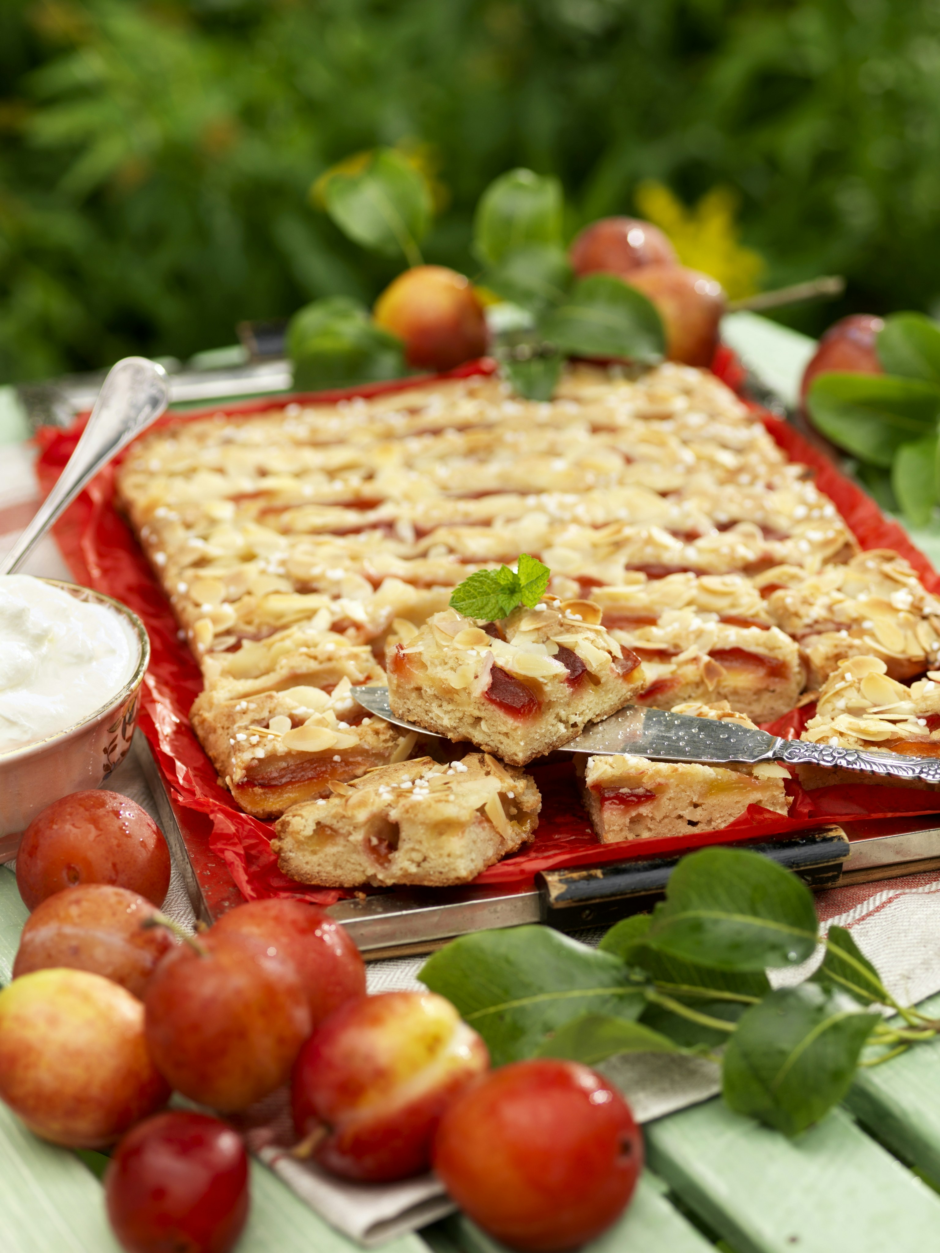 Saftiga plommonrutor med mandelspån