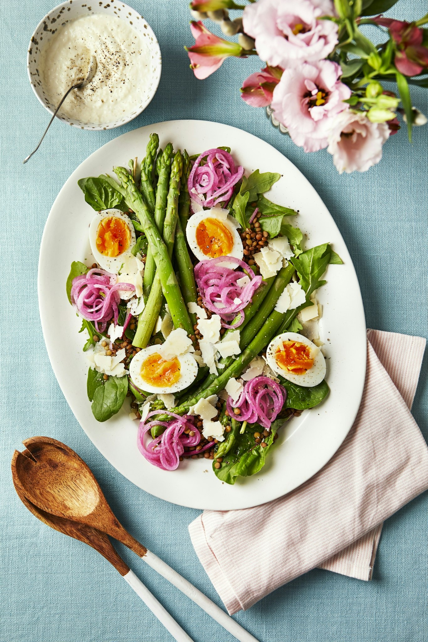 Sallad med sparris, ägg och parmesancrème