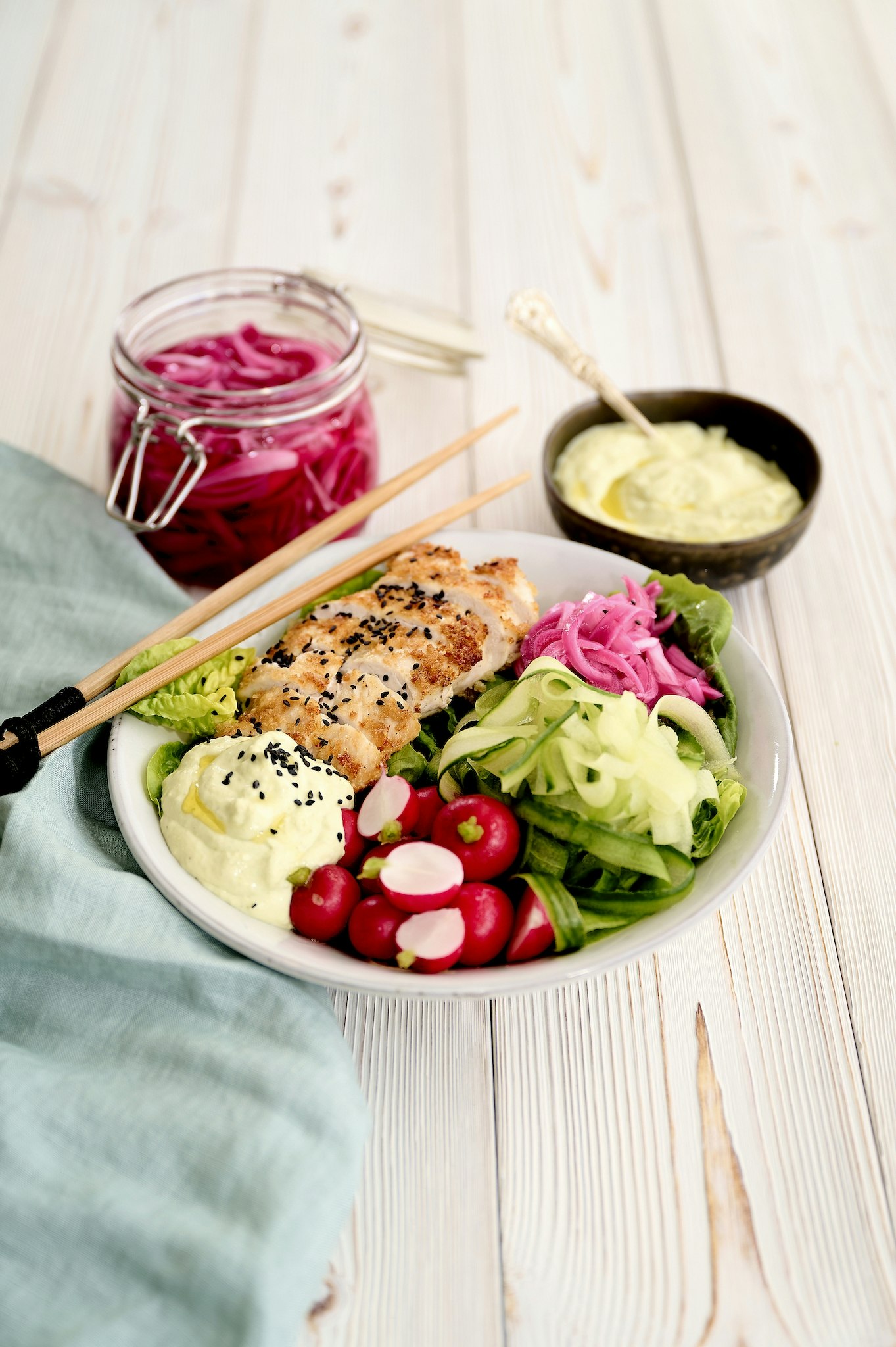 Salladsbowl med kyckling och avokadodressing