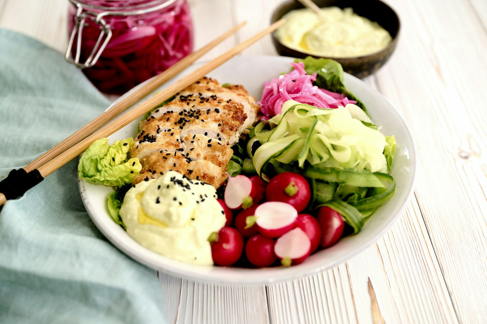 Salladsbowl med kyckling och avokadodressing