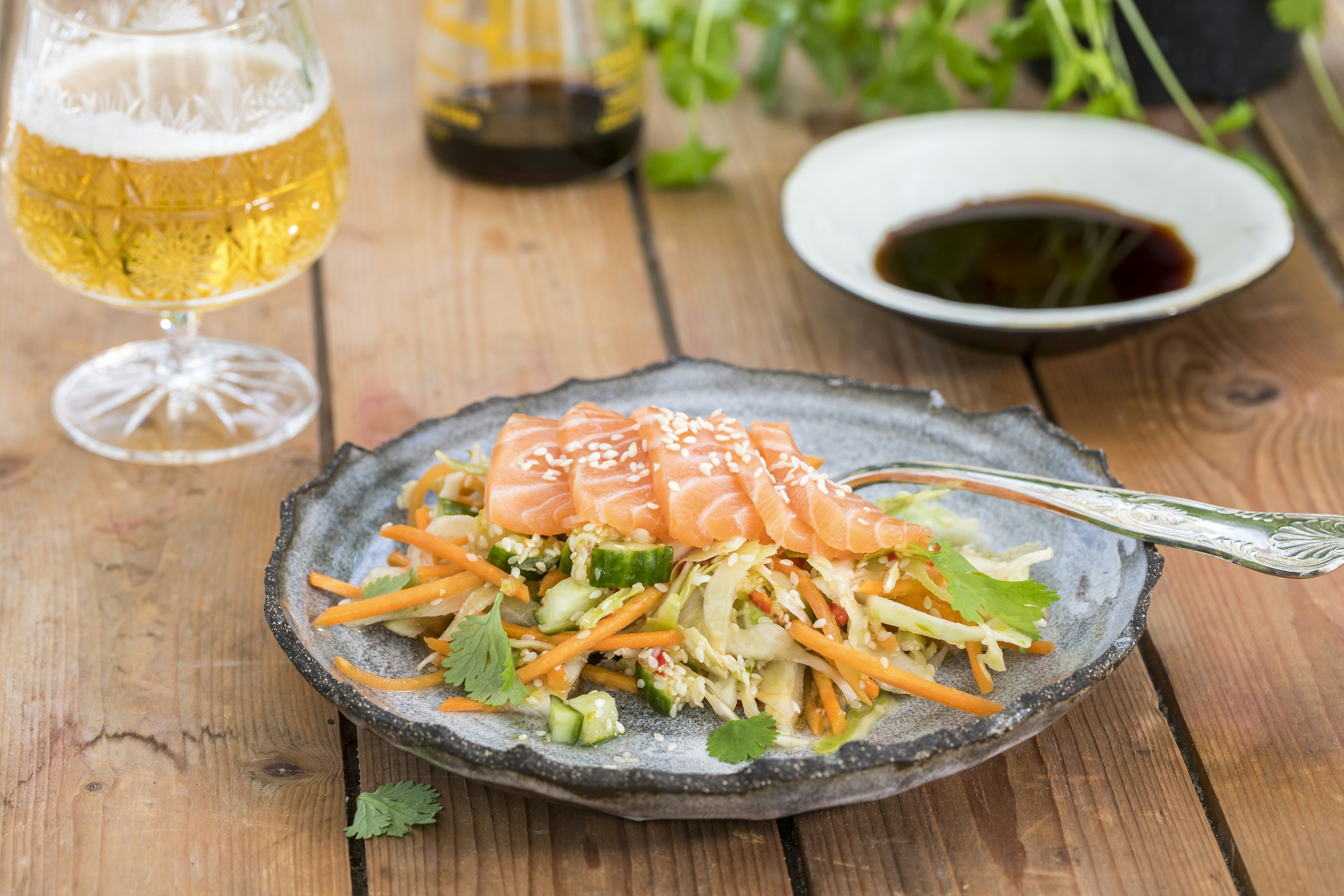 Sashimi med grönsaker och sesam-chilidressing