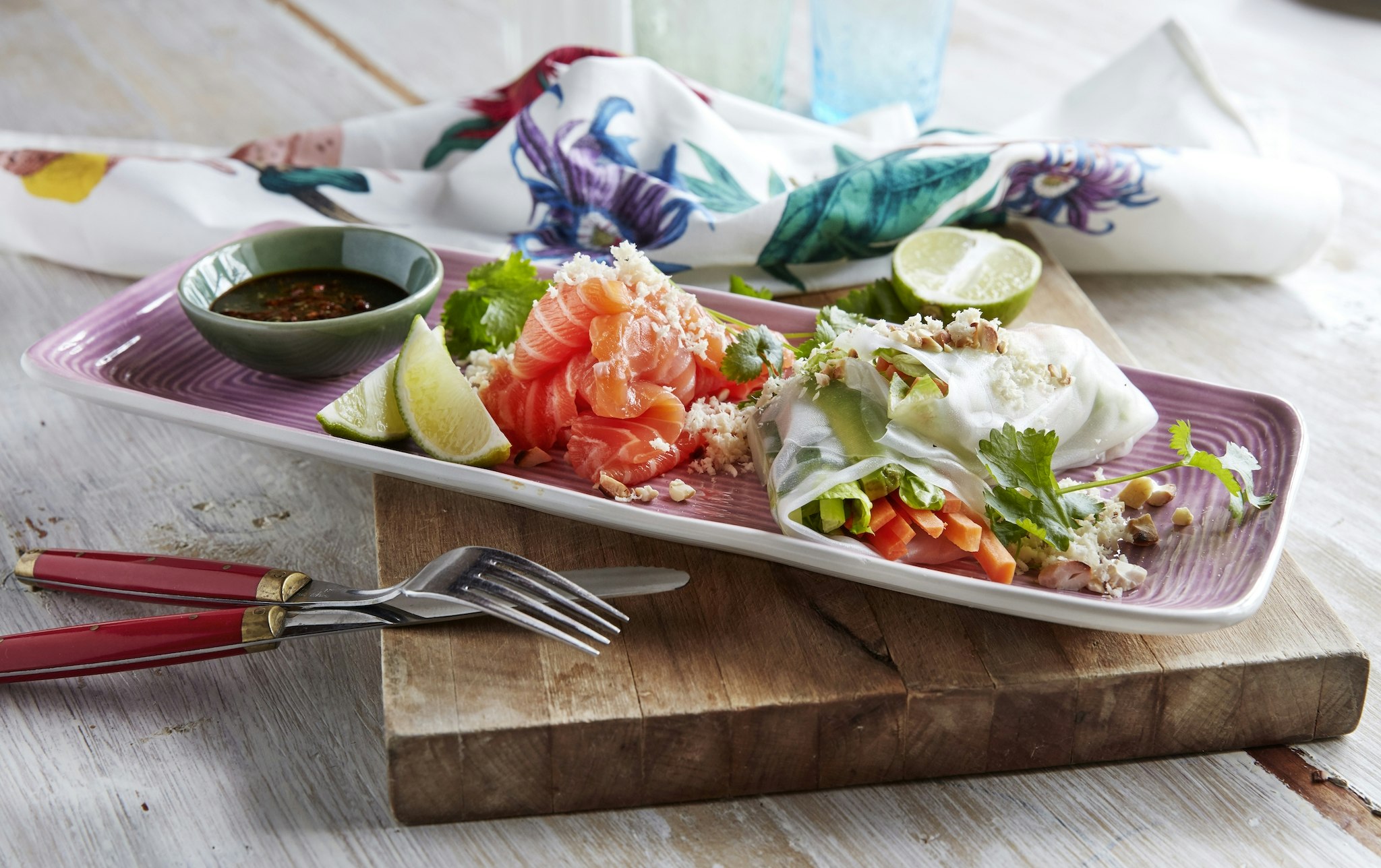 Sashimi på lax med hemgjorda vegetariska vårrullar
