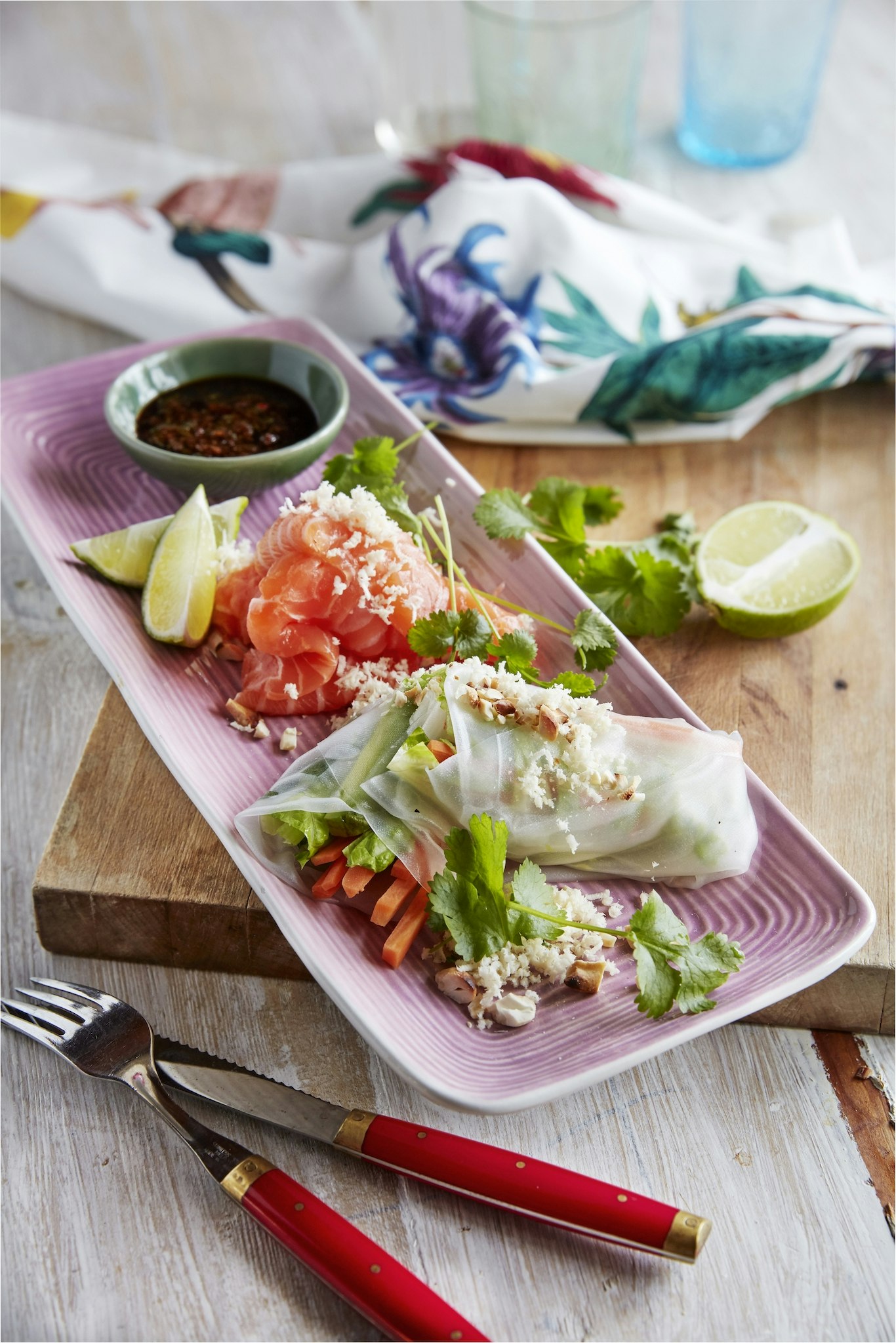 Sashimi på lax med hemgjorda vegetariska vårrullar