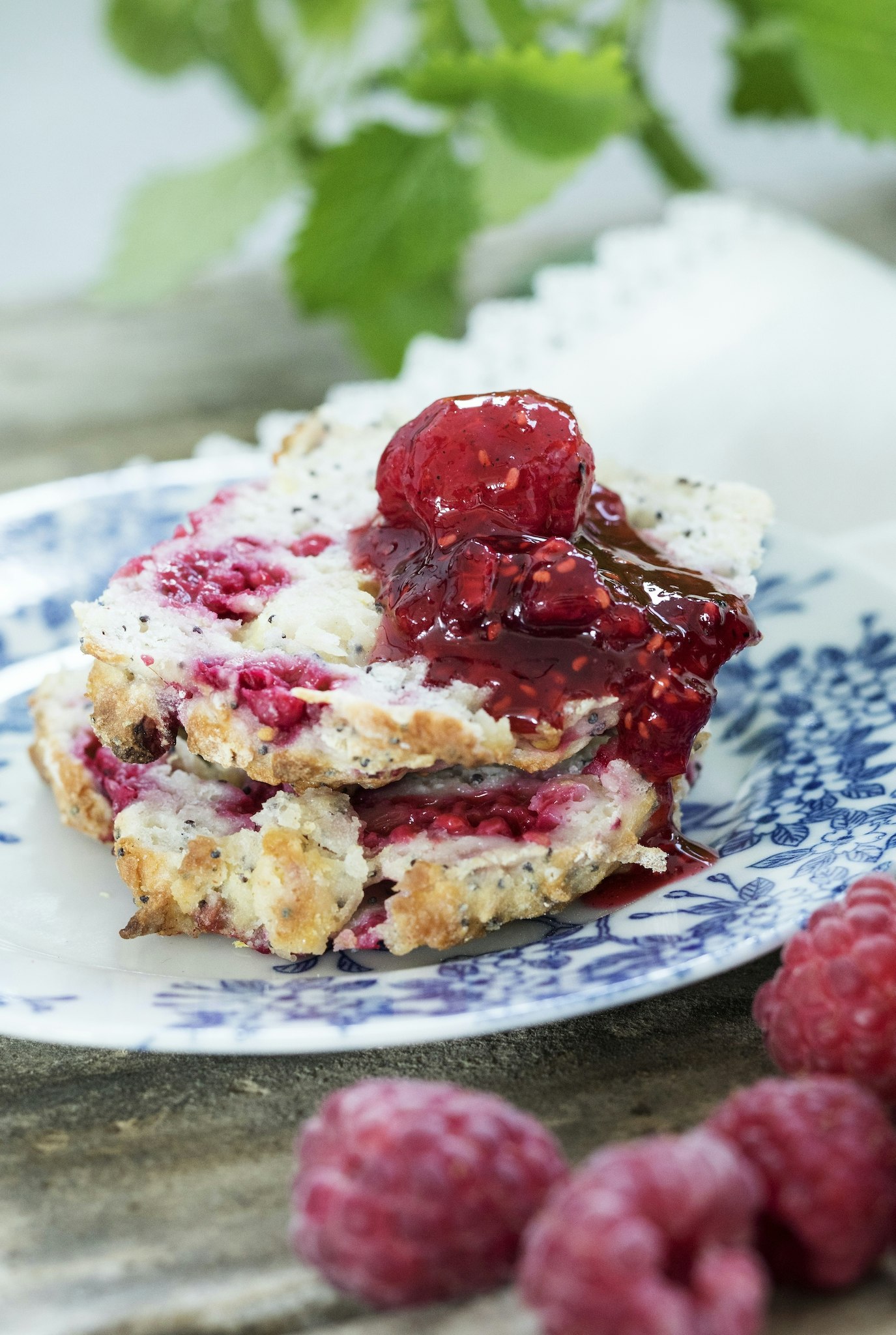 Scones med citron, vallmo och hallon