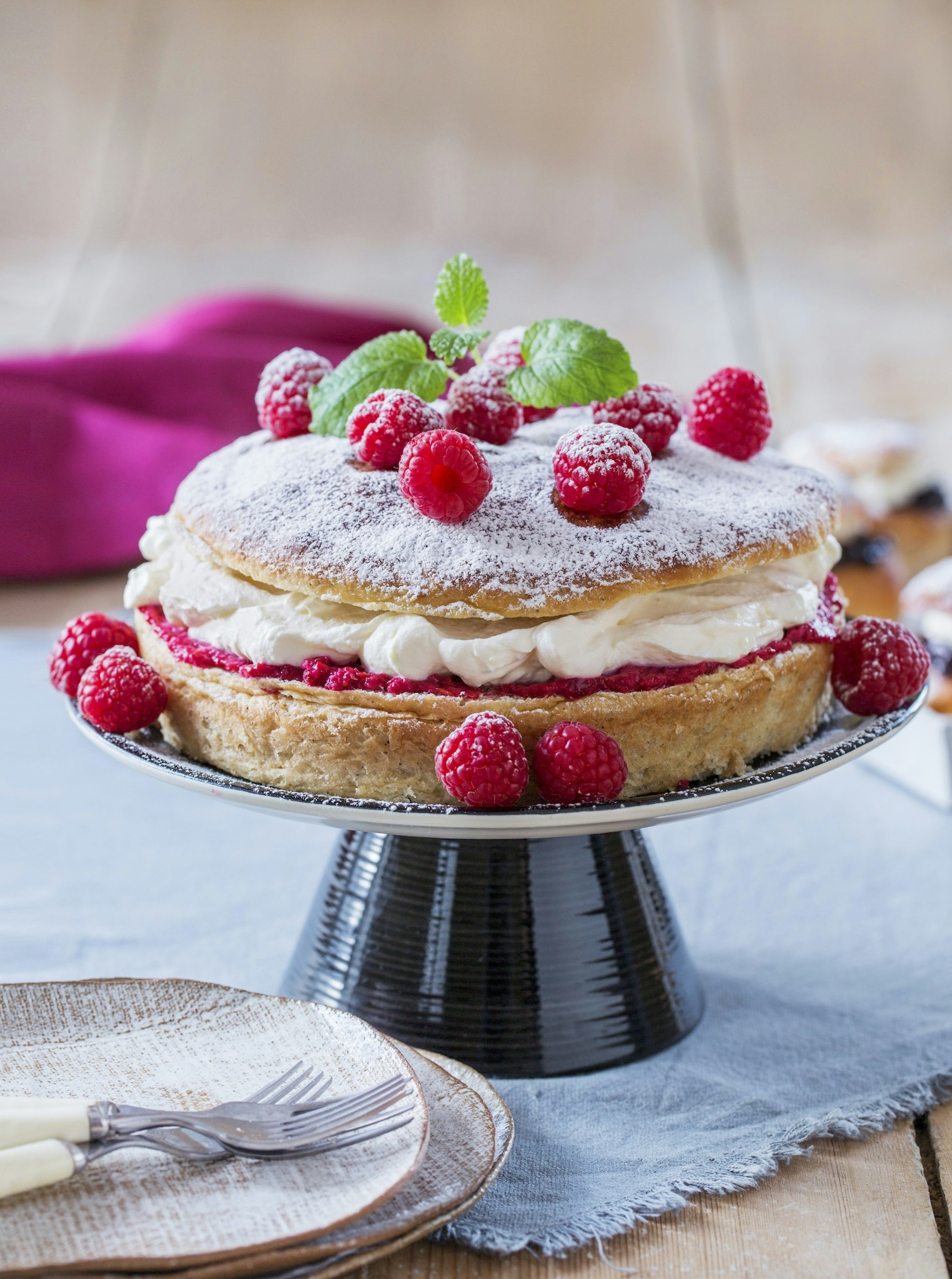 Semmeltårta med hallon och citron