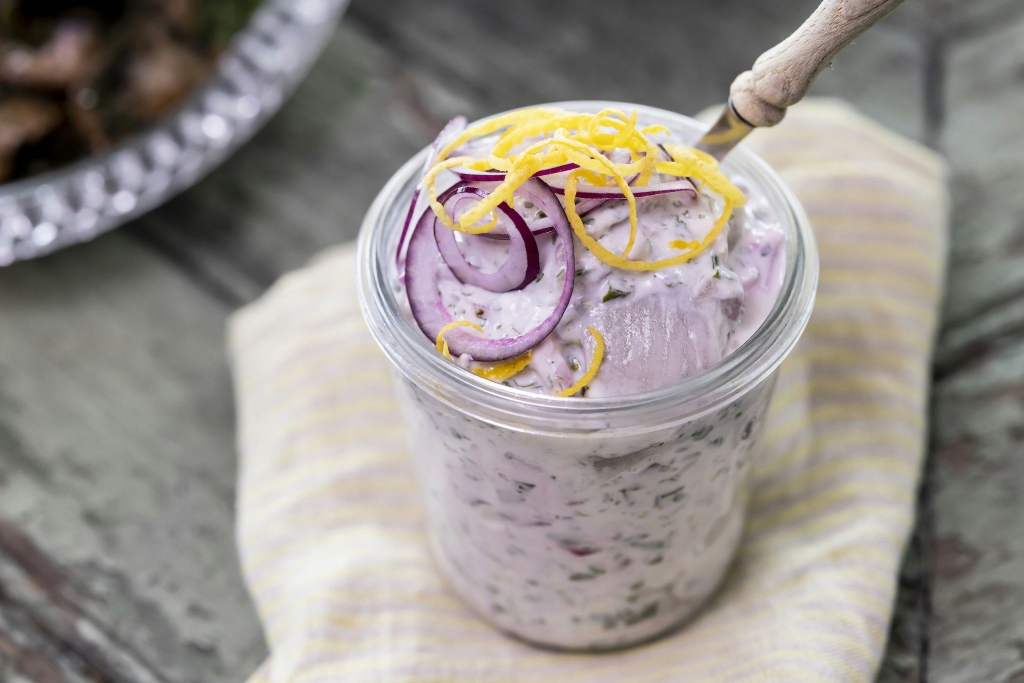 Sill med citron, svartpeppar och yoghurt