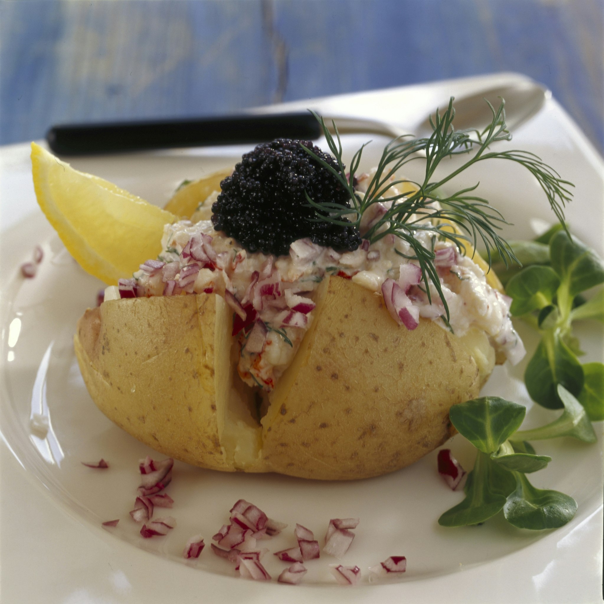 Bakad potatis med skagenröra och laxrom