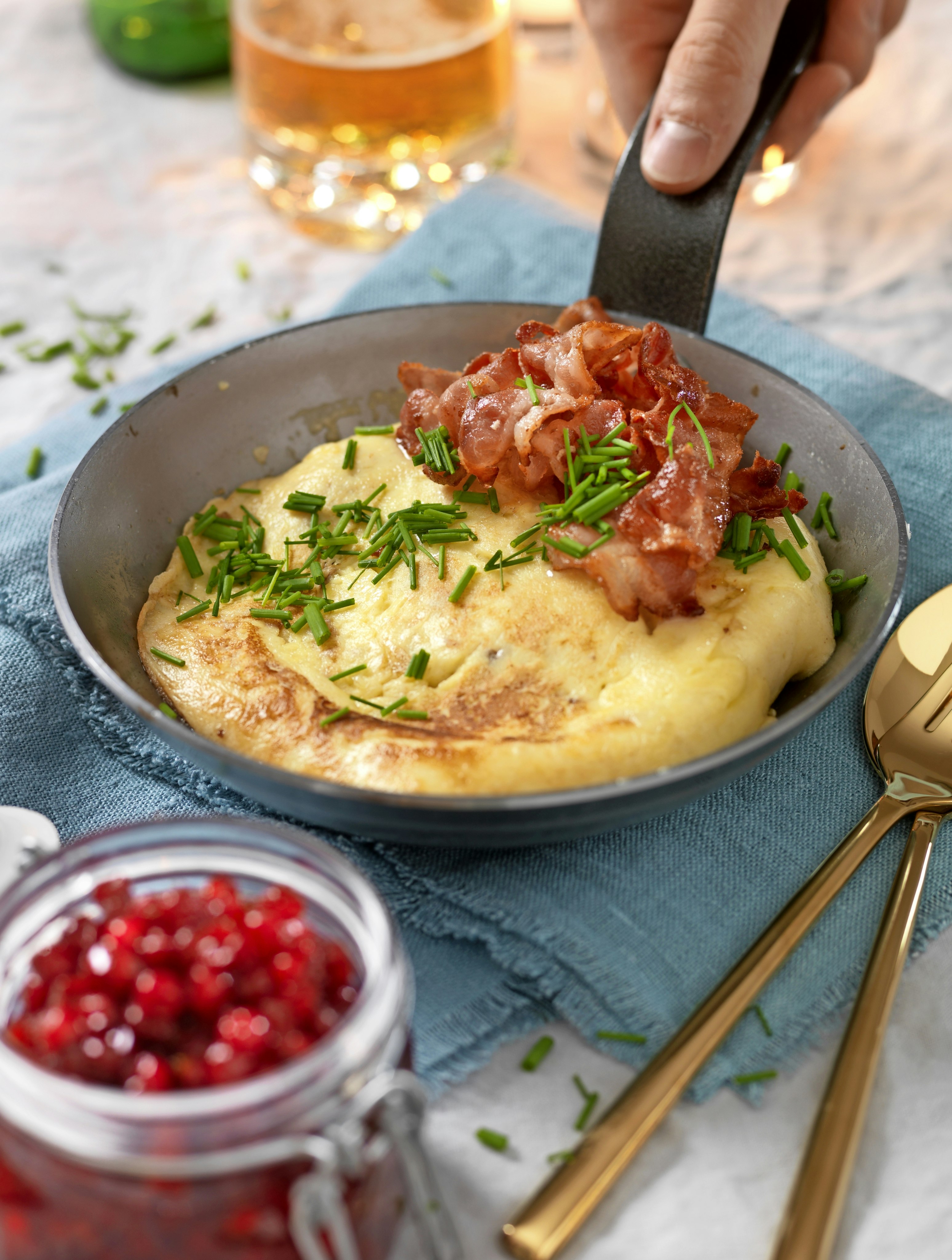 Skånsk äggakaka med lingon och bacon