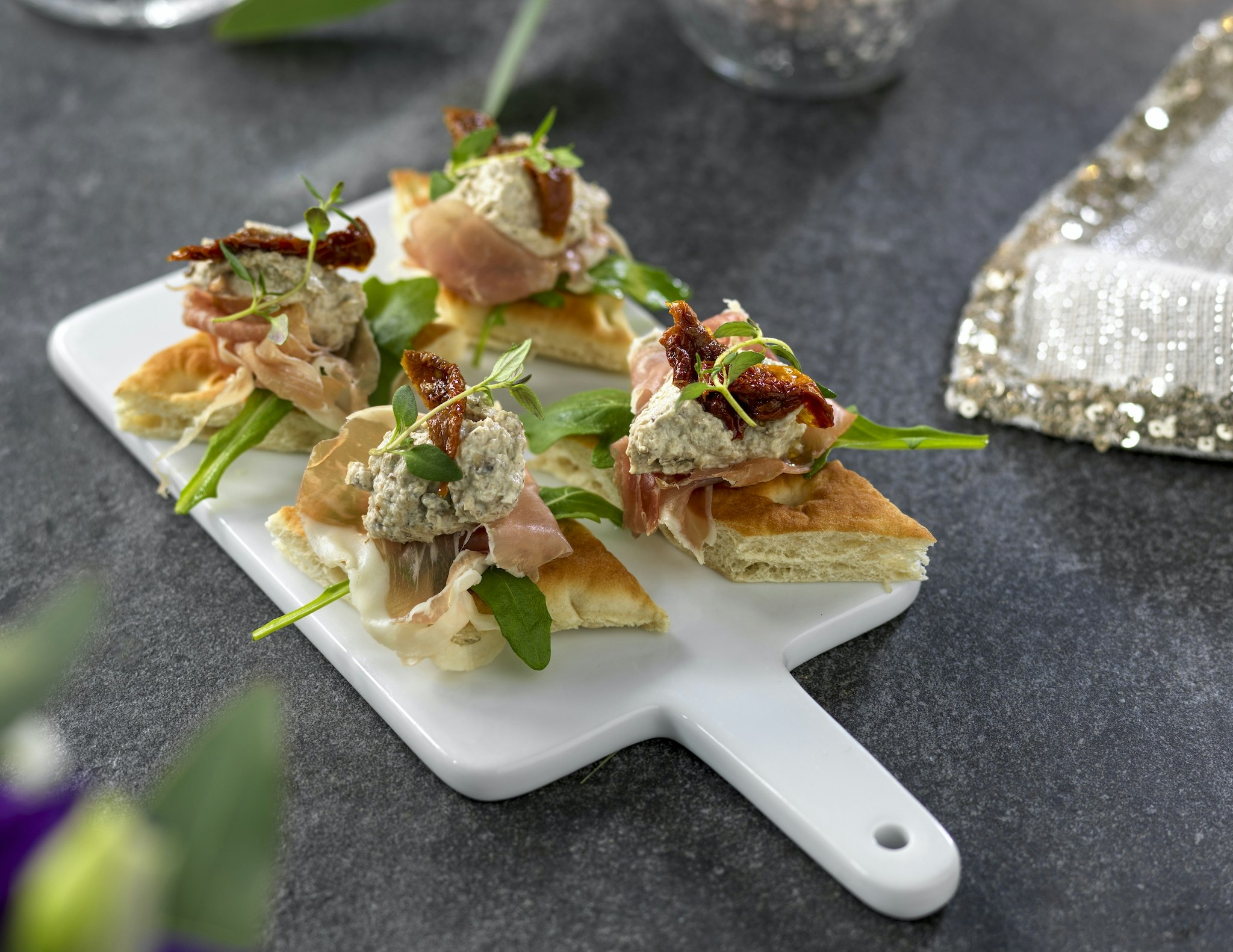 Snittar med svampröra och soltorkade tomater