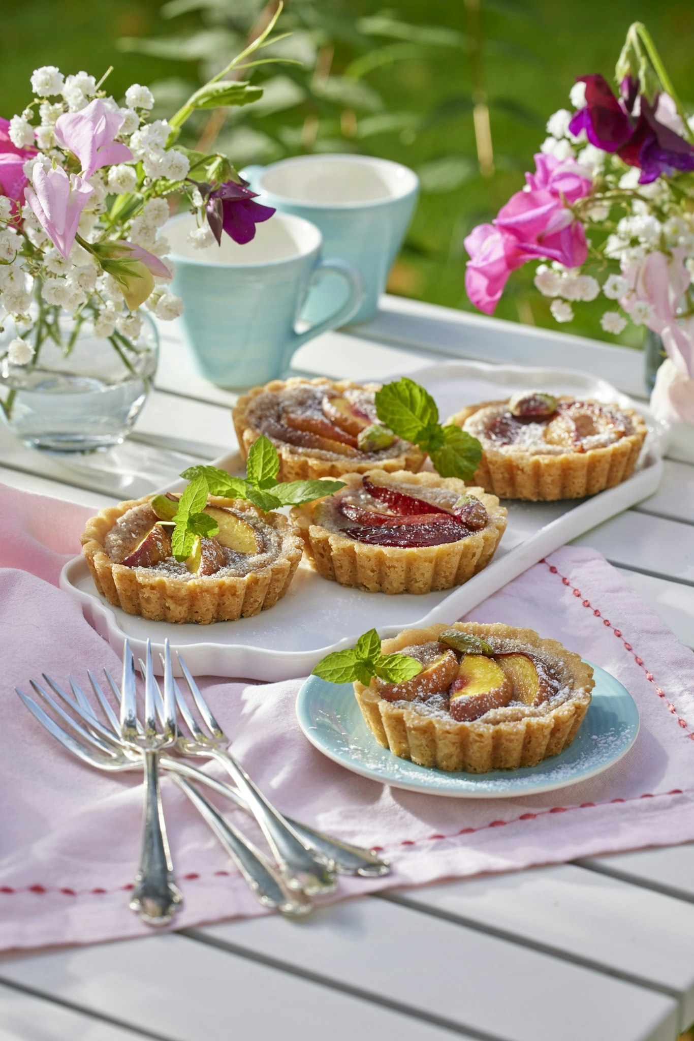 Små pajer med plommon och nektarin