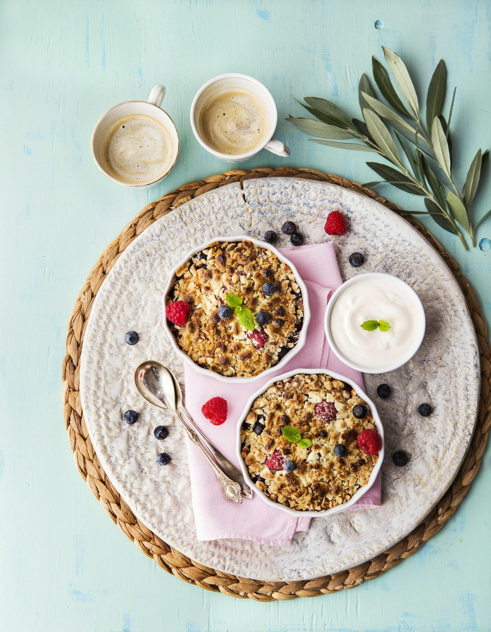 Glutenfri smulpaj med hallon och blåbär