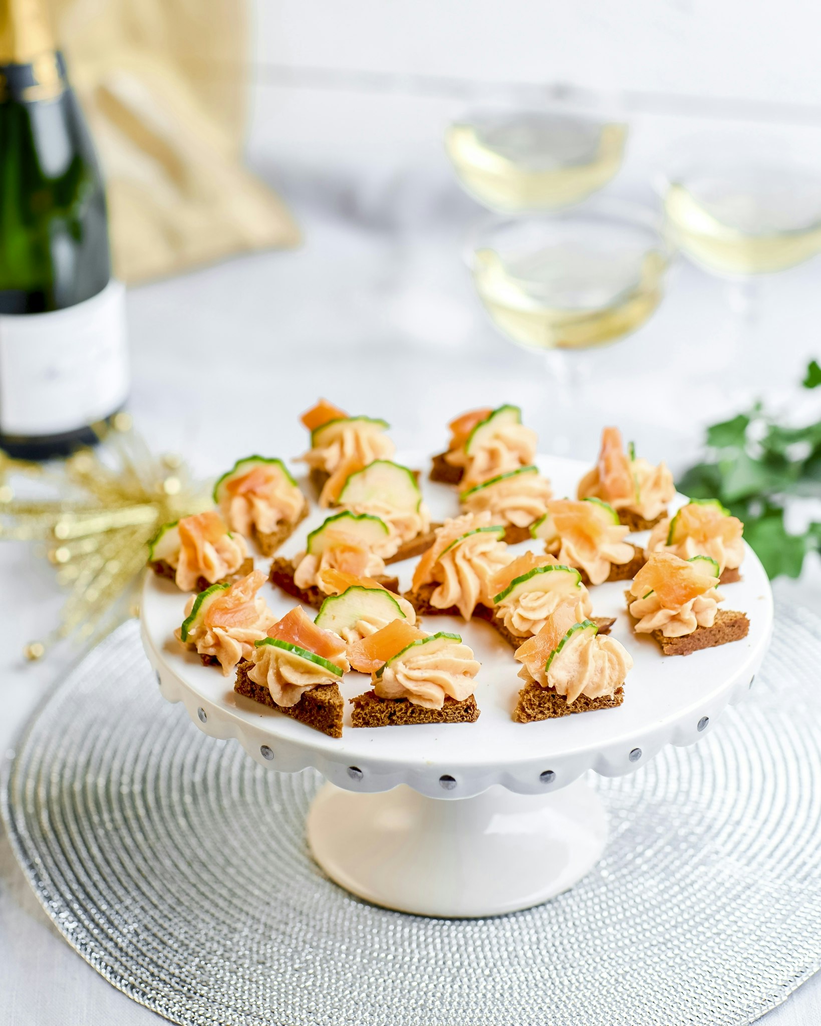 Små snittar med laxmousse på kavring