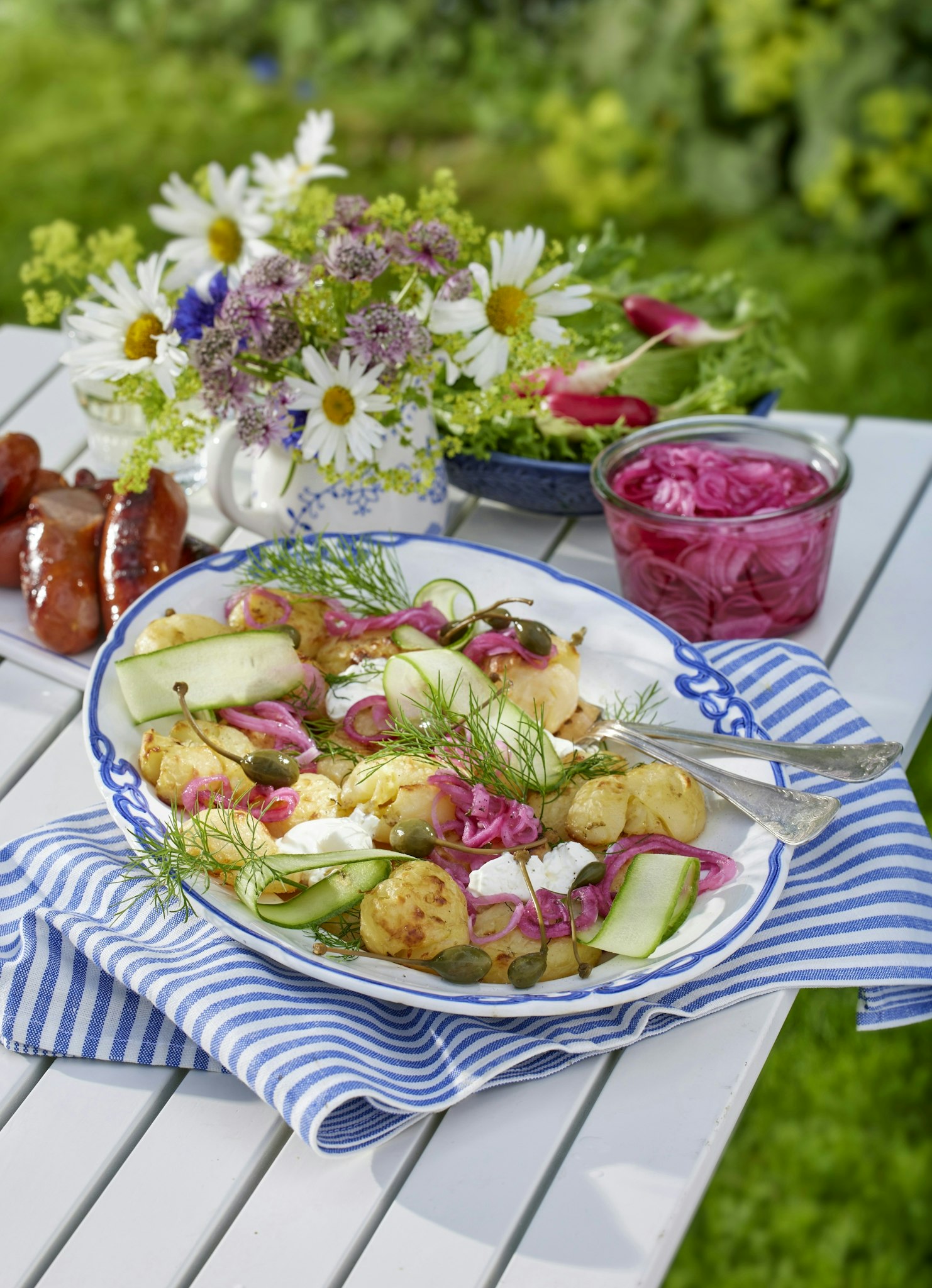 Smashad nypotatis med picklad rödlök