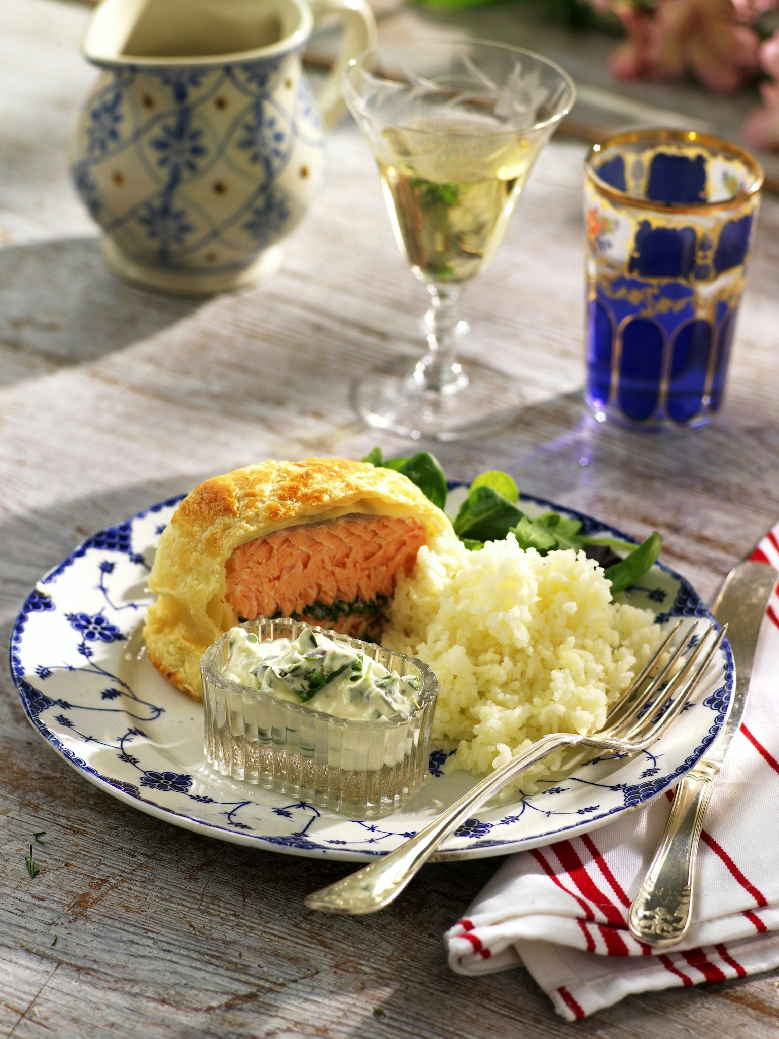 Smördegsinbakad lax med örtsås och pressad potatis