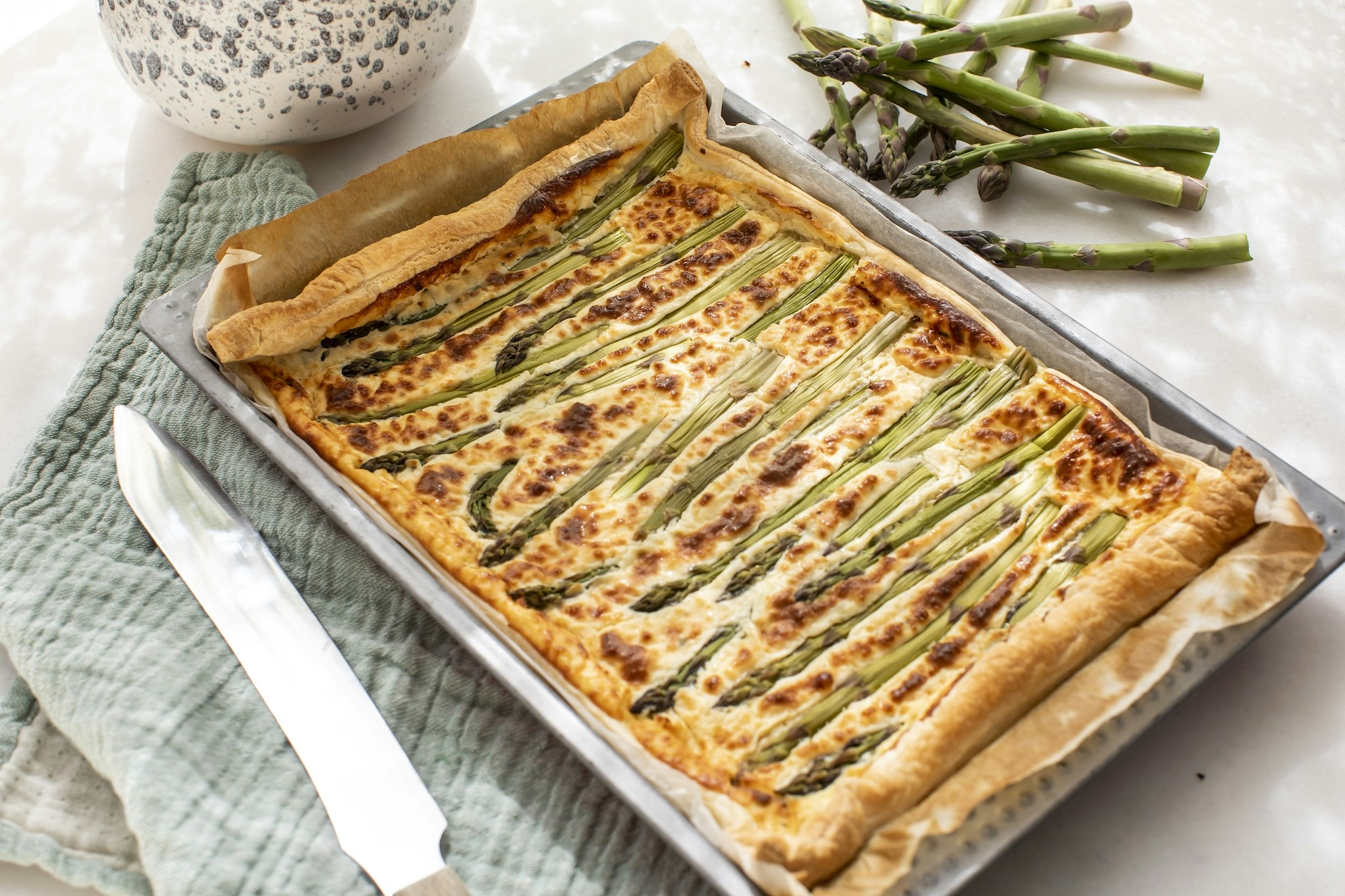 Smördegspaj med grön sparris och baconost