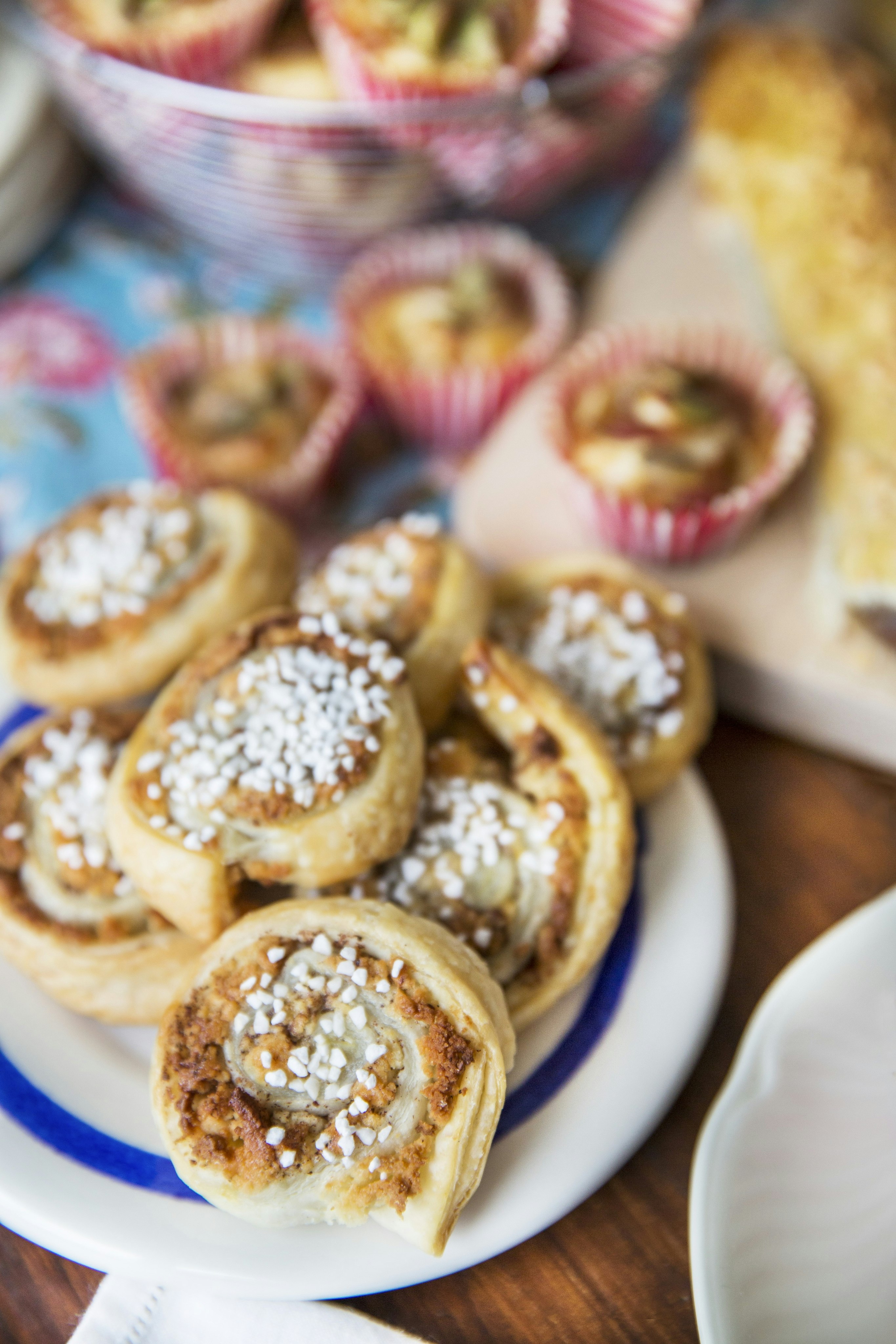 Snabba kanelbullar av smördeg