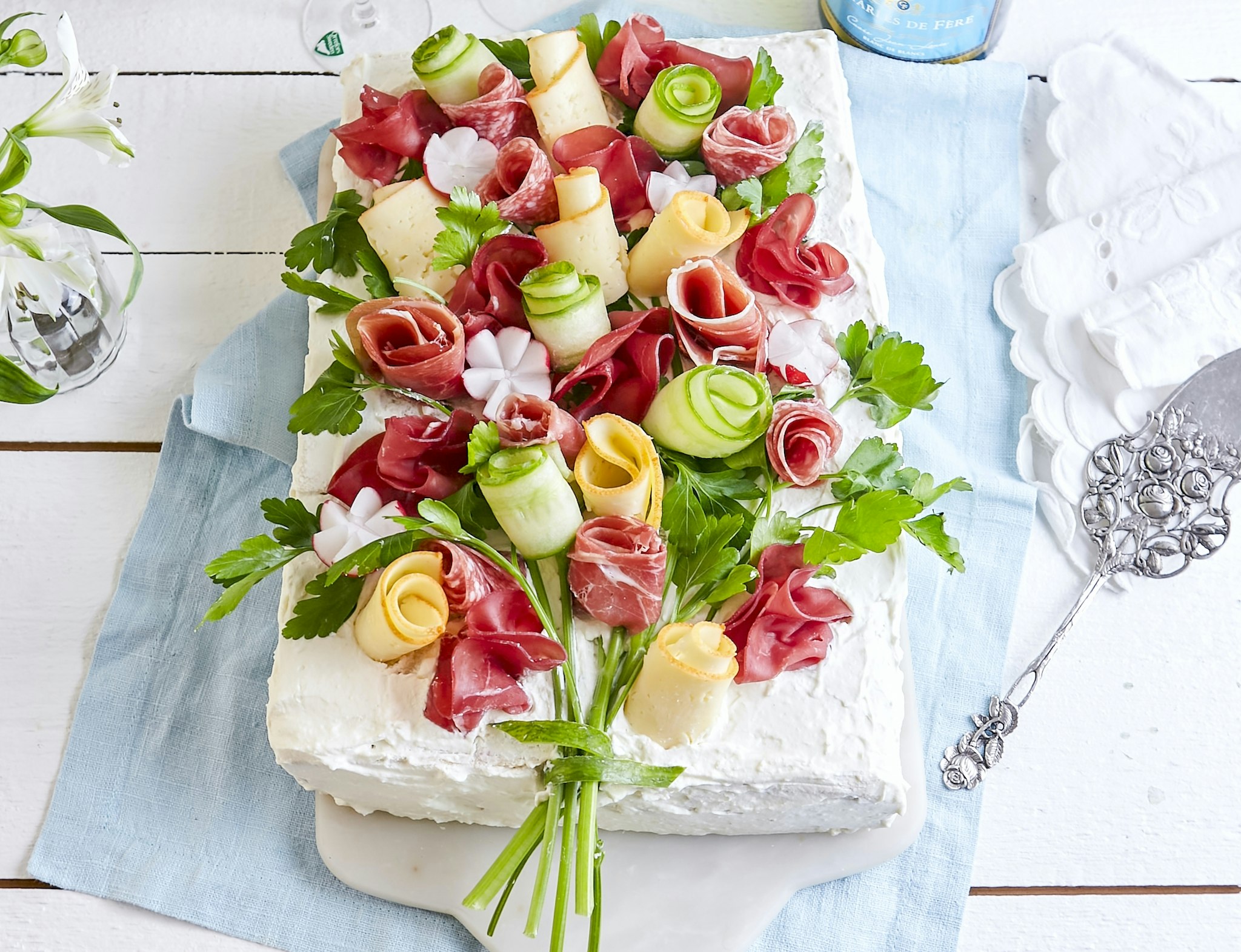 Smörgåstårta med en blombukett av smaker