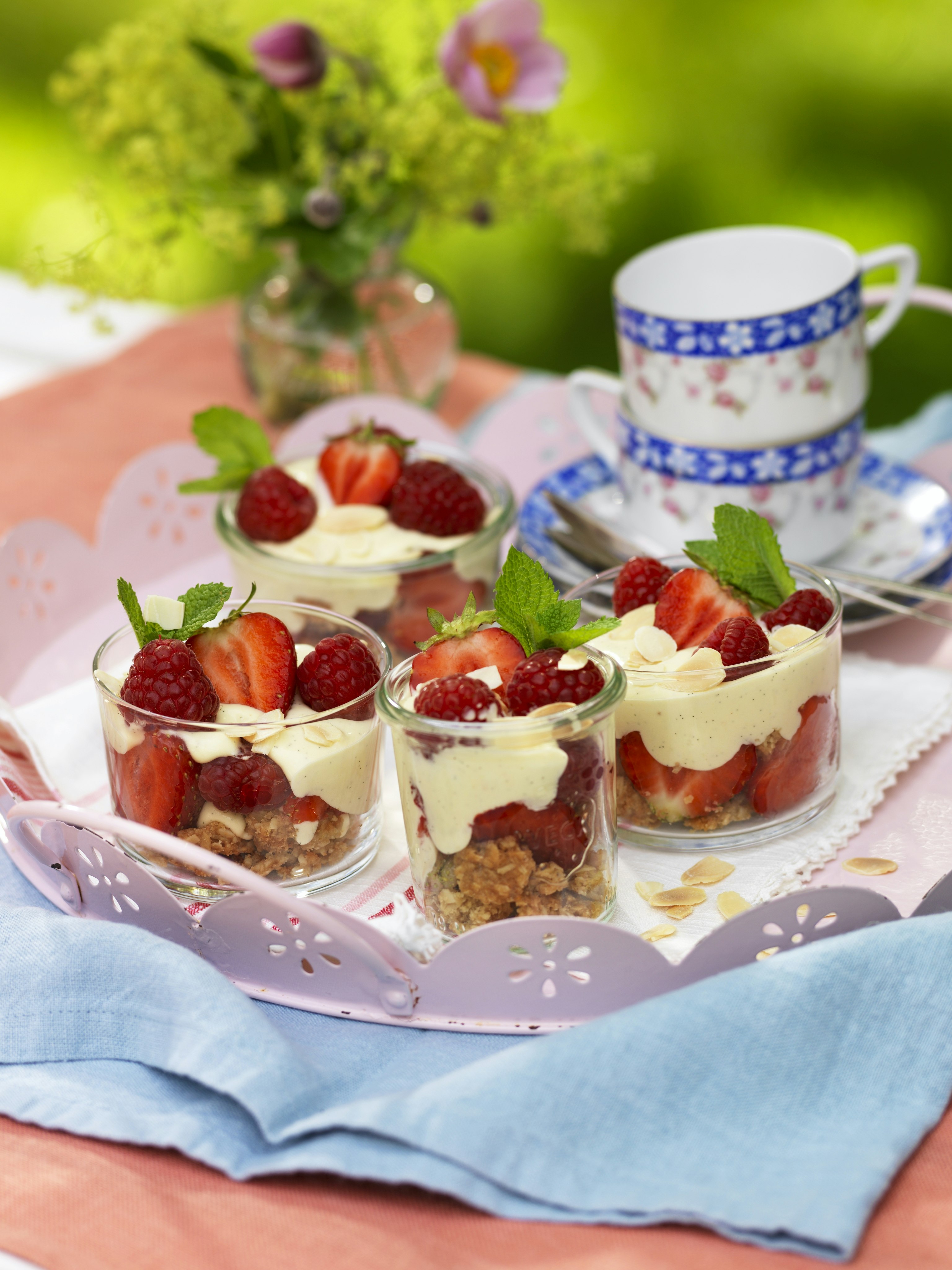 Smulpaj i glas med hallon, jordgubbar och mynta