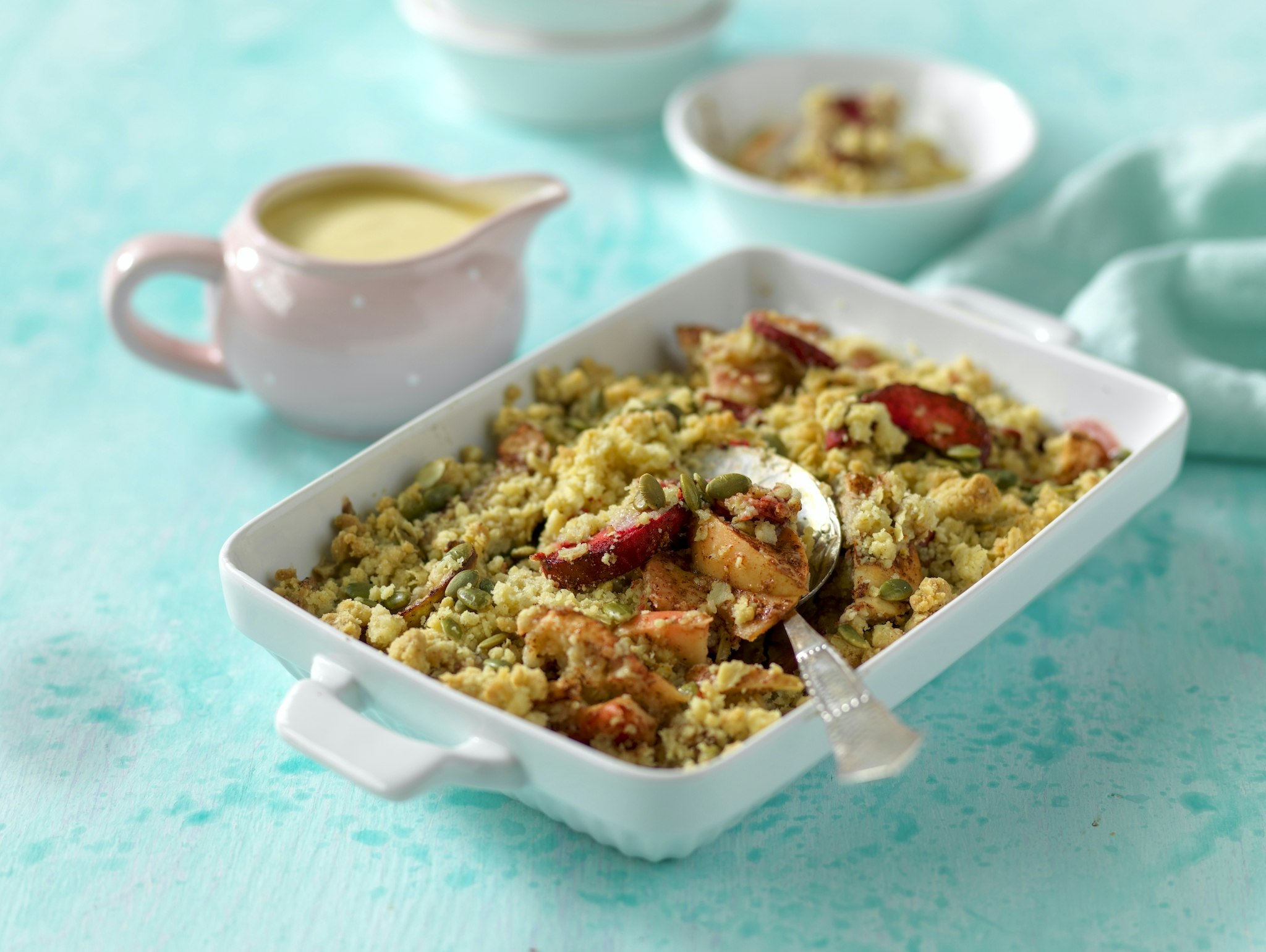 Smulpaj med äpple, kanel och kolasås