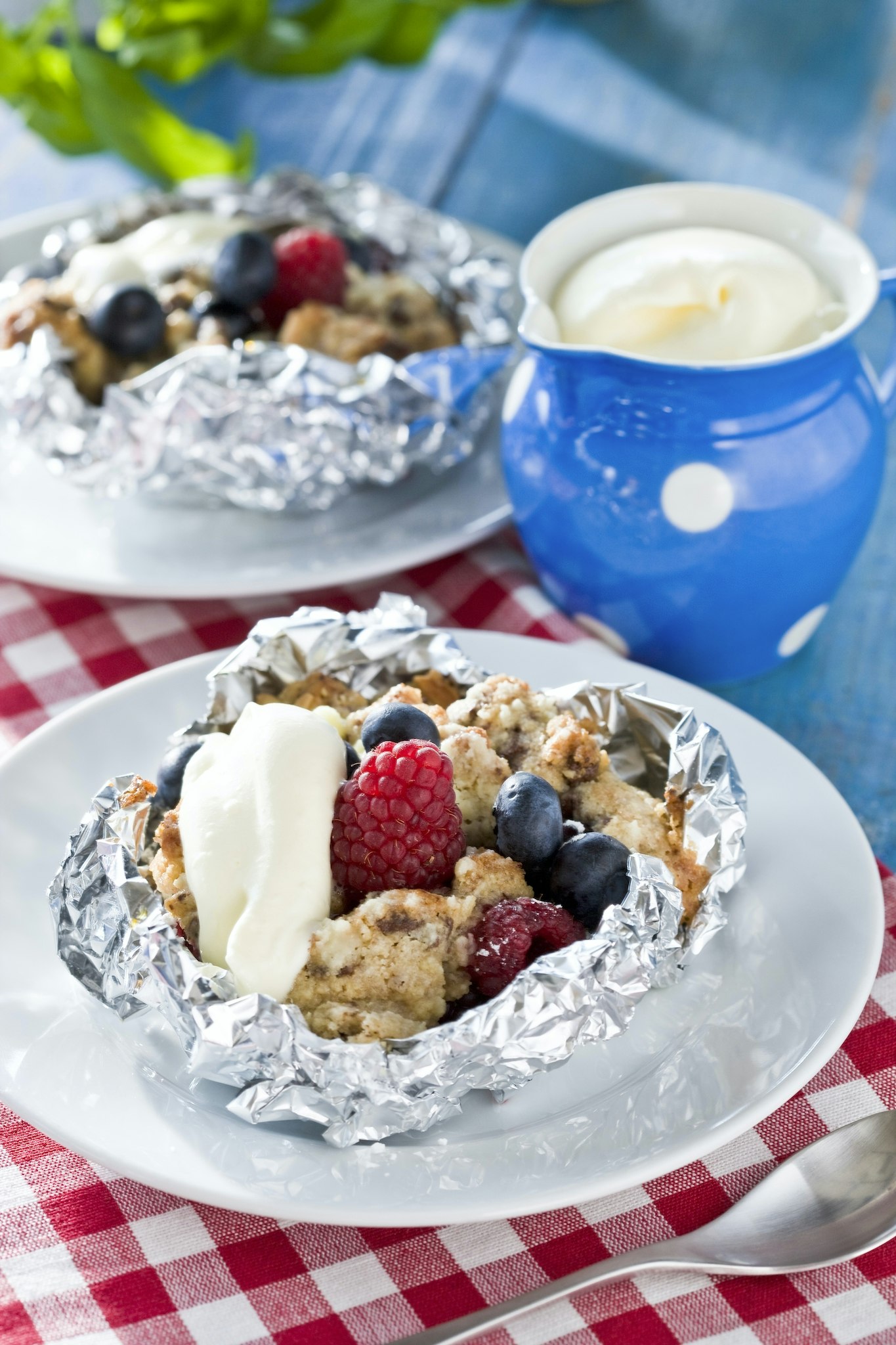 Smulpaj med bär på grillen