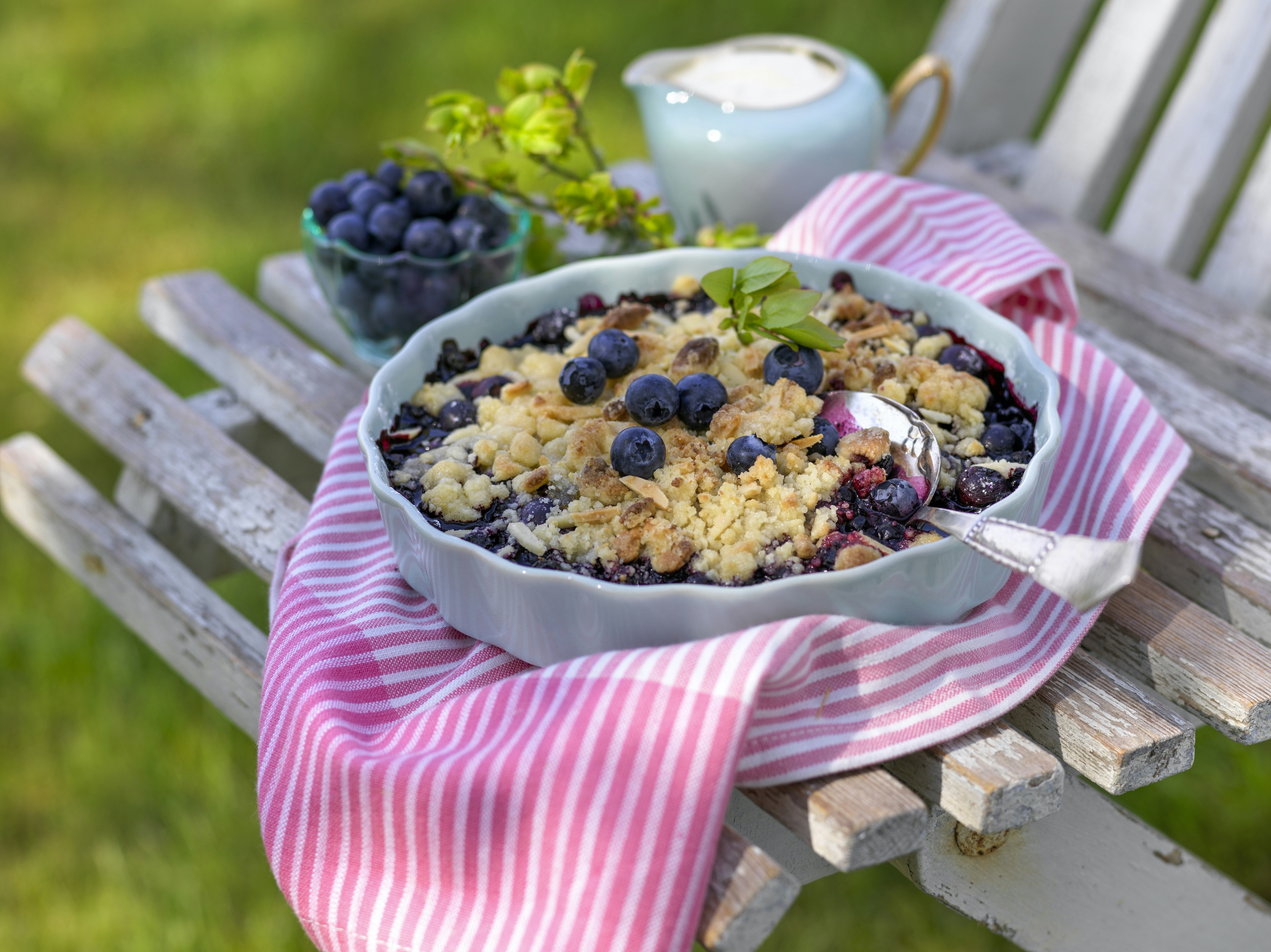 Smulpaj med blåbär och mandelmassa