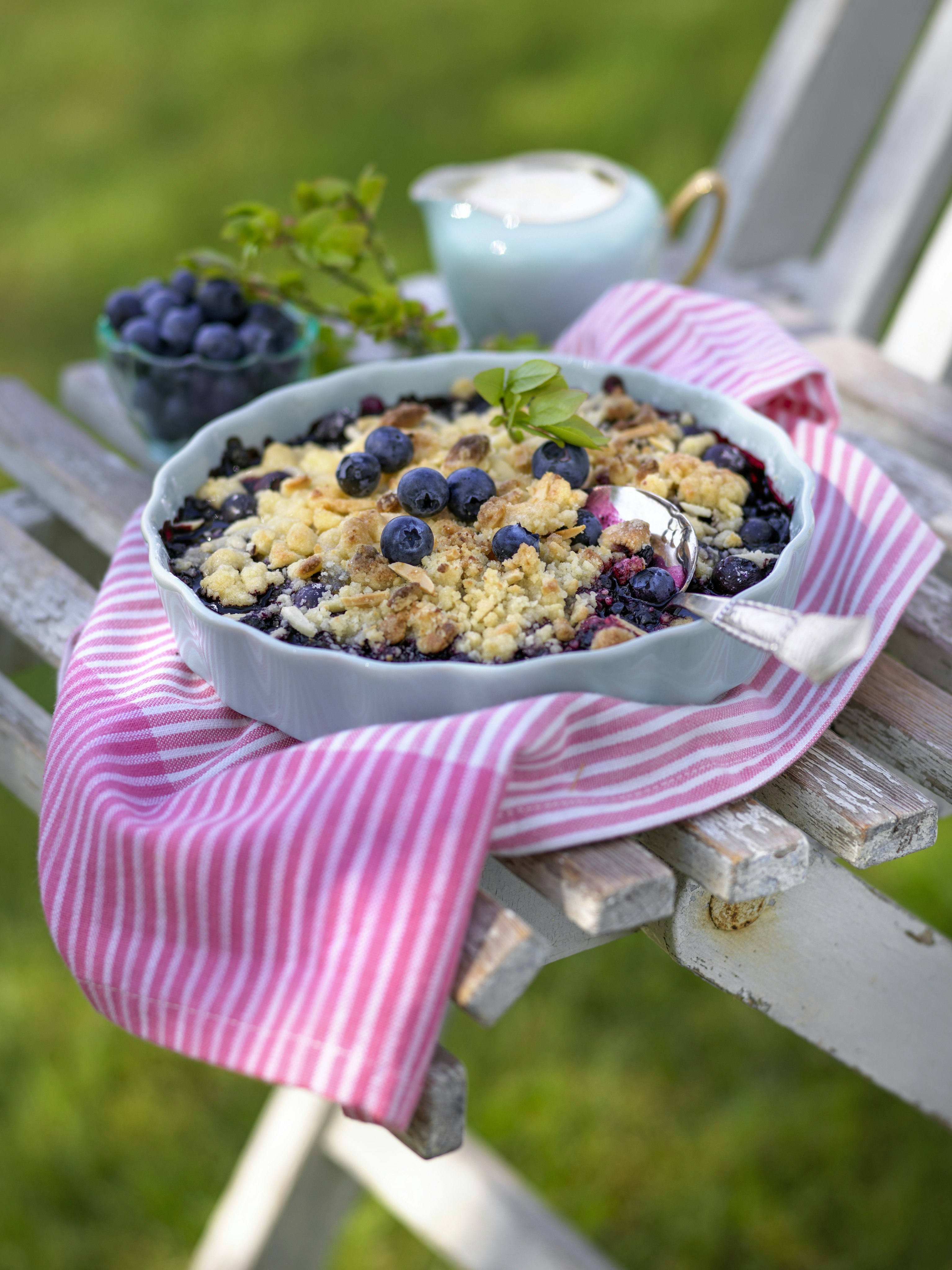 Smulpaj med blåbär och mandelmassa
