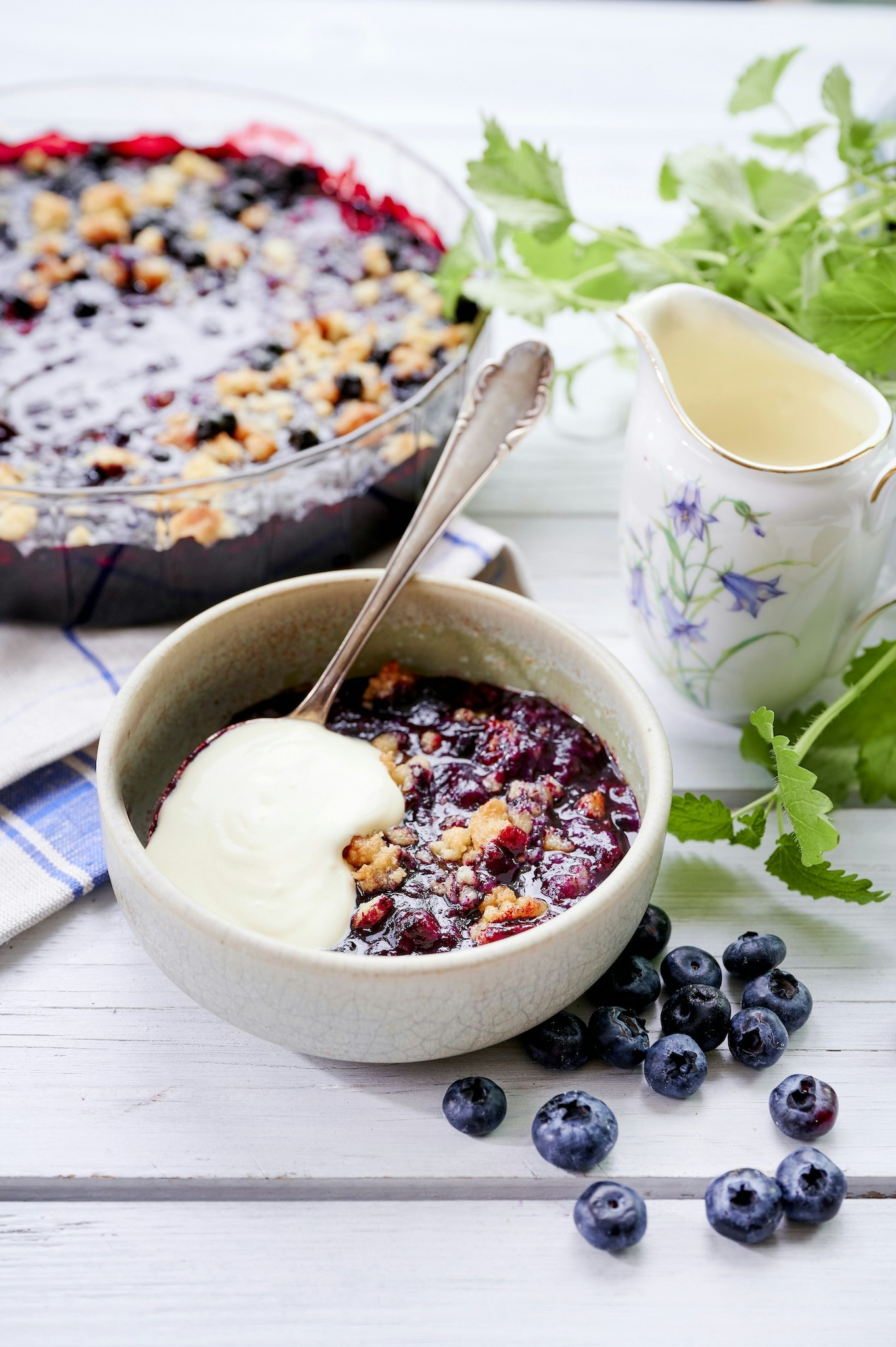 Smulpaj med bär på grillen