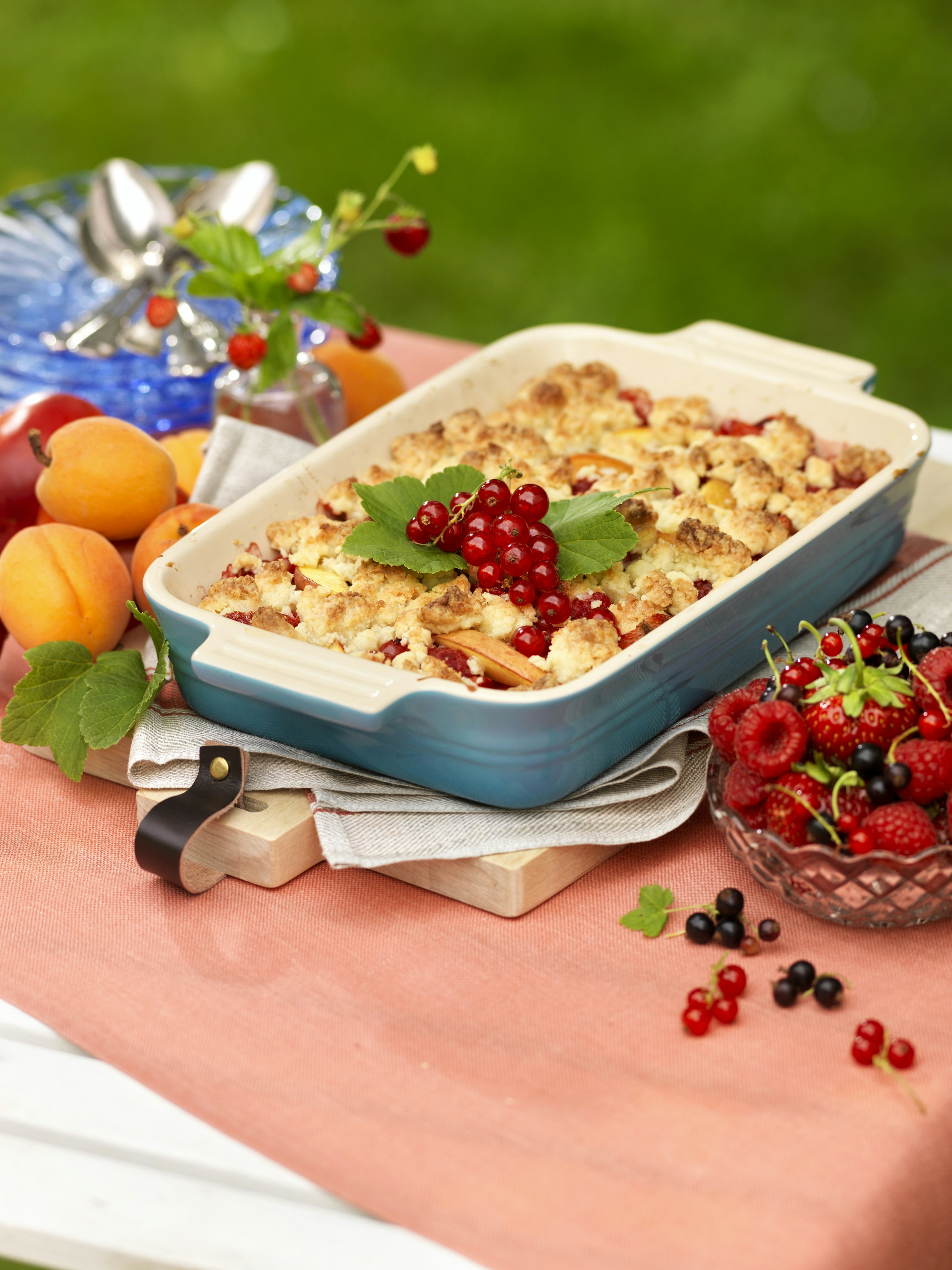 Smulpaj med jordgubbar, hallon och vinbär