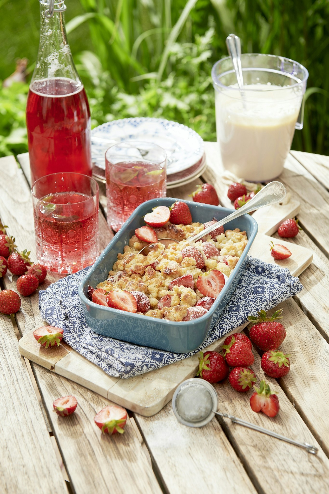 Smulpaj med jordgubbar och kardemumma