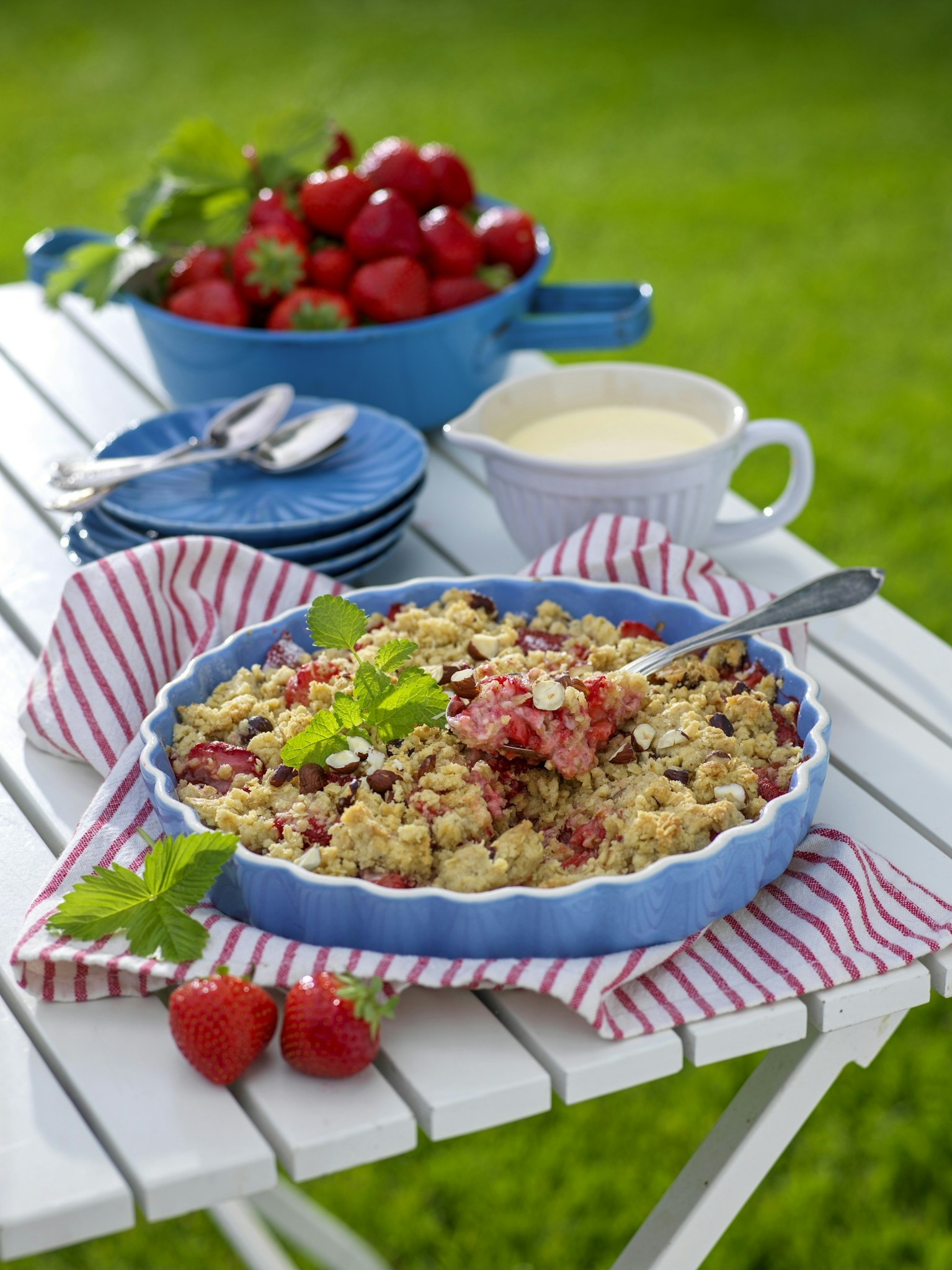 Smulpaj med jordgubbar och nötter