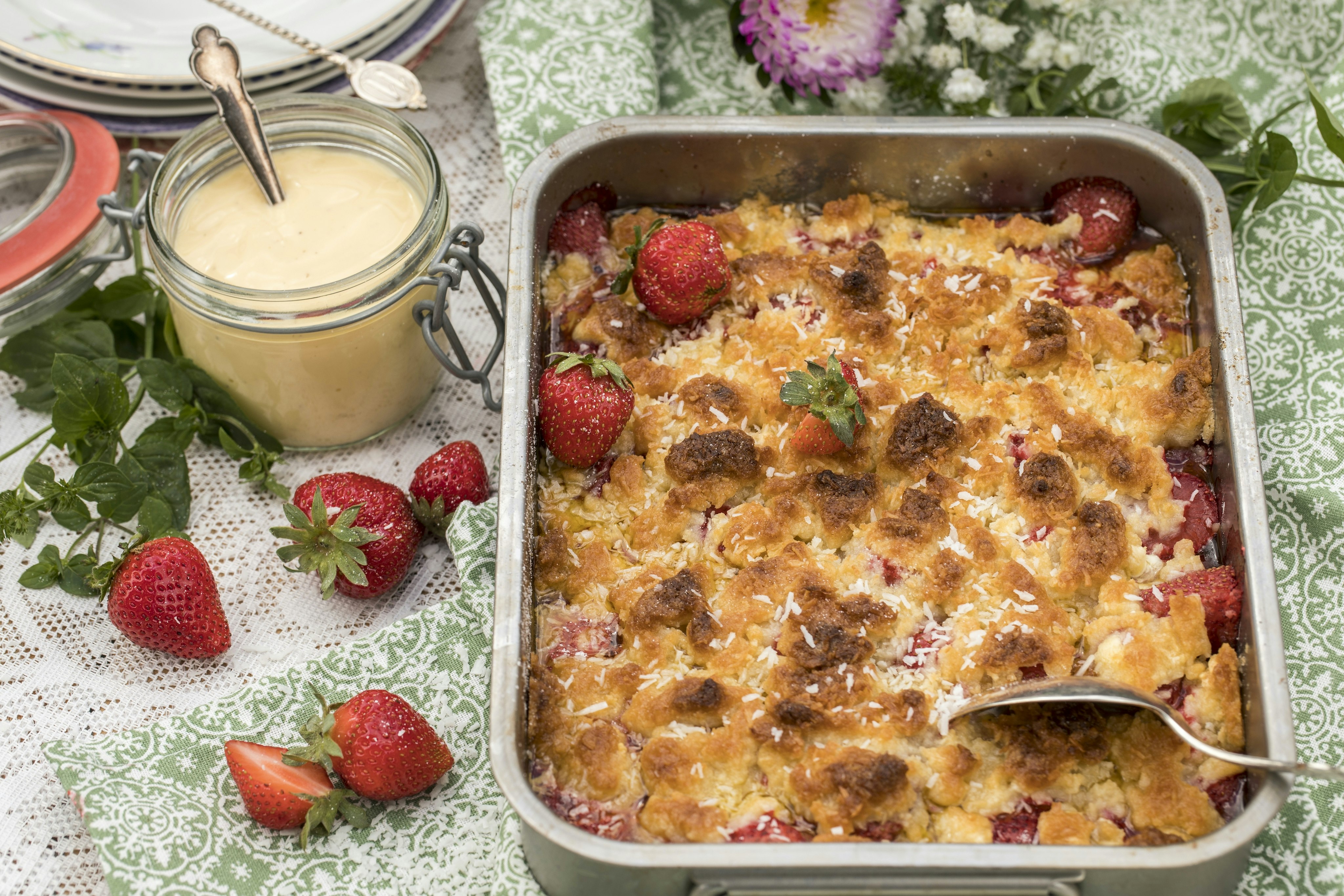 Smulpaj med jordgubbar och vit choklad