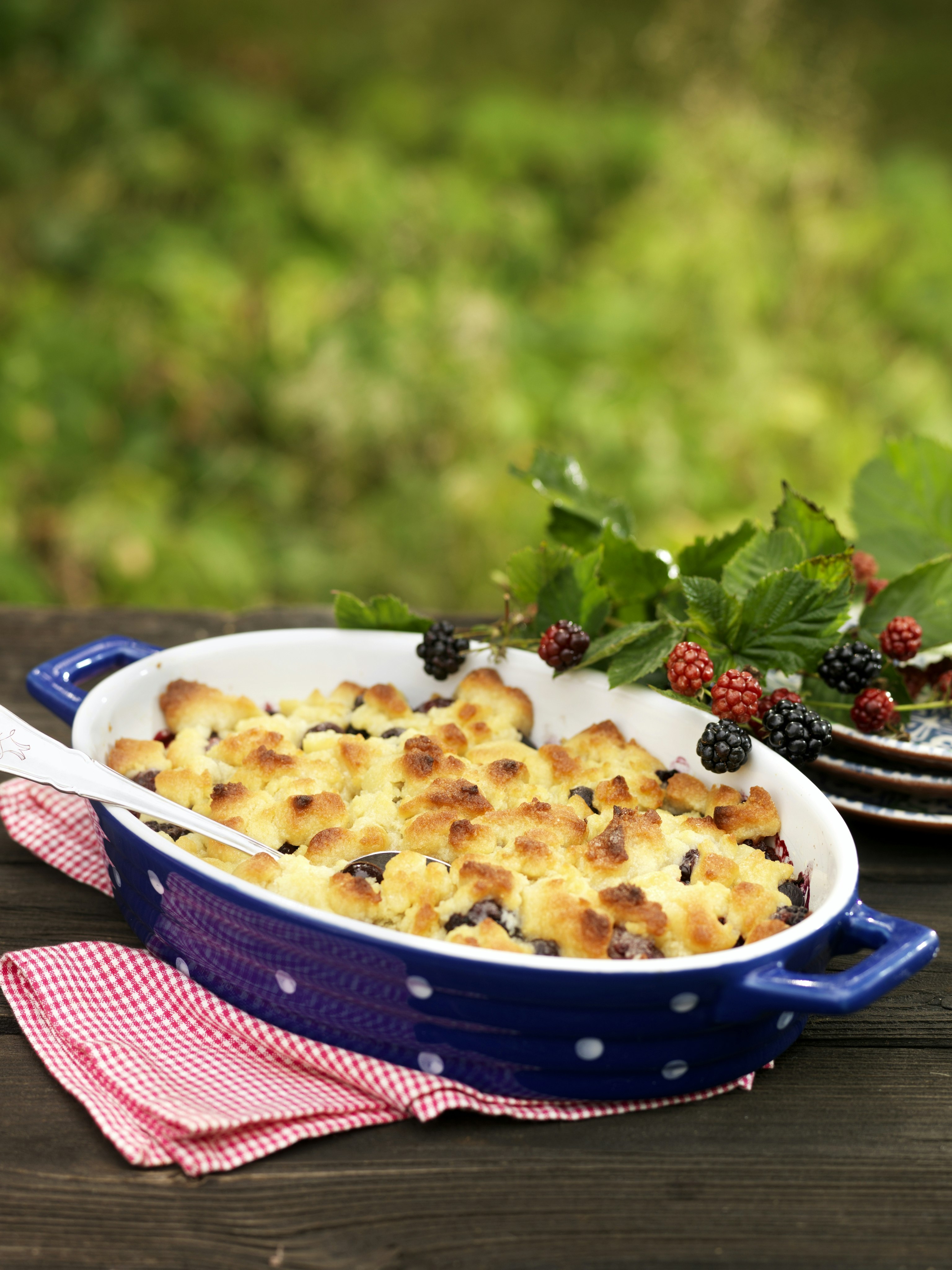 Bärig smulpaj med lemon curd