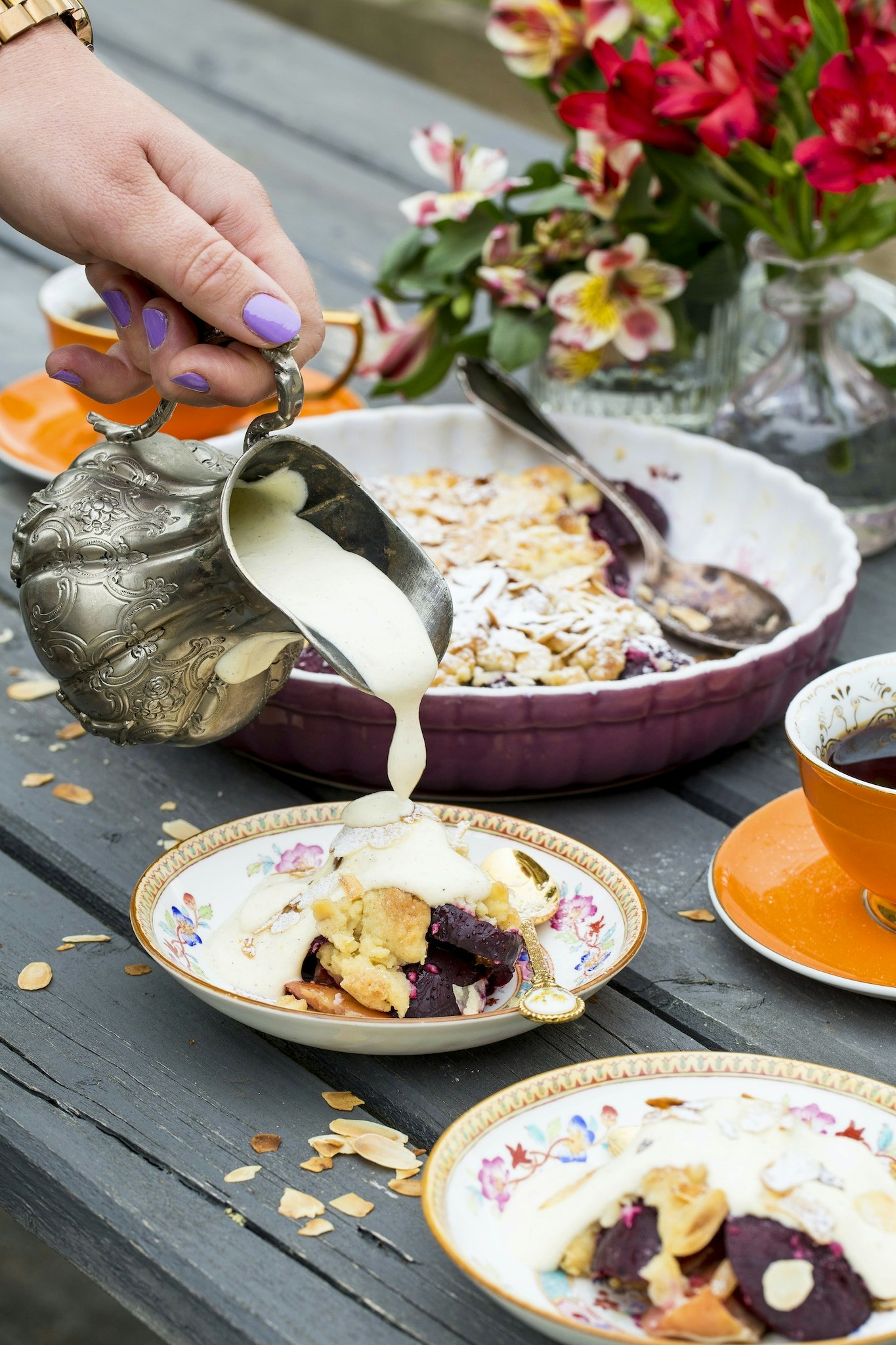 Smulpaj med plommon och mandelspån