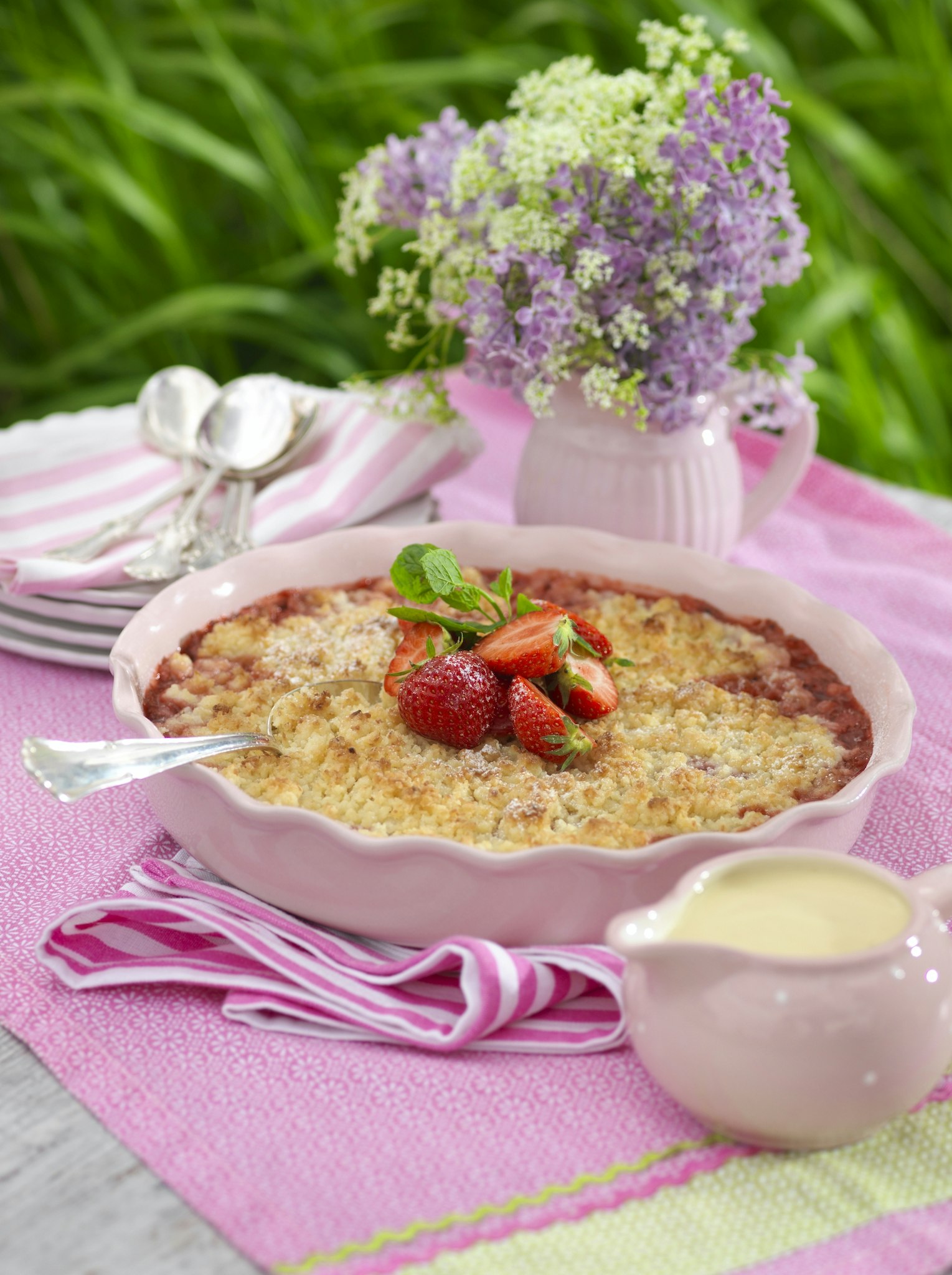 Smulpaj med rabarber, jordgubbar och kokos