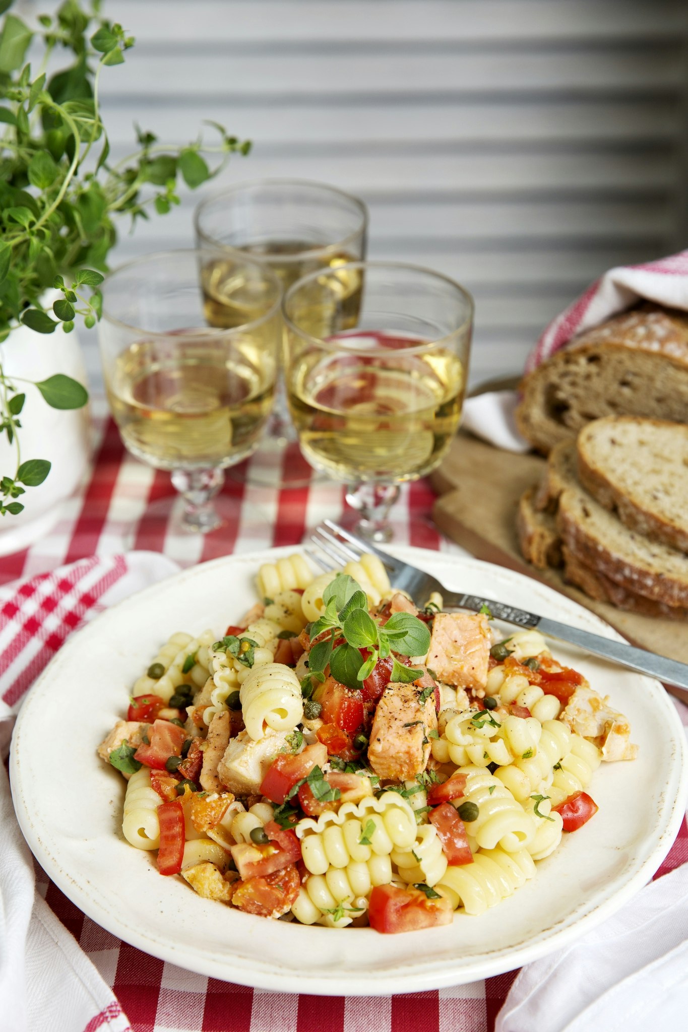 Snabb fiskpasta med tomater och vitlök