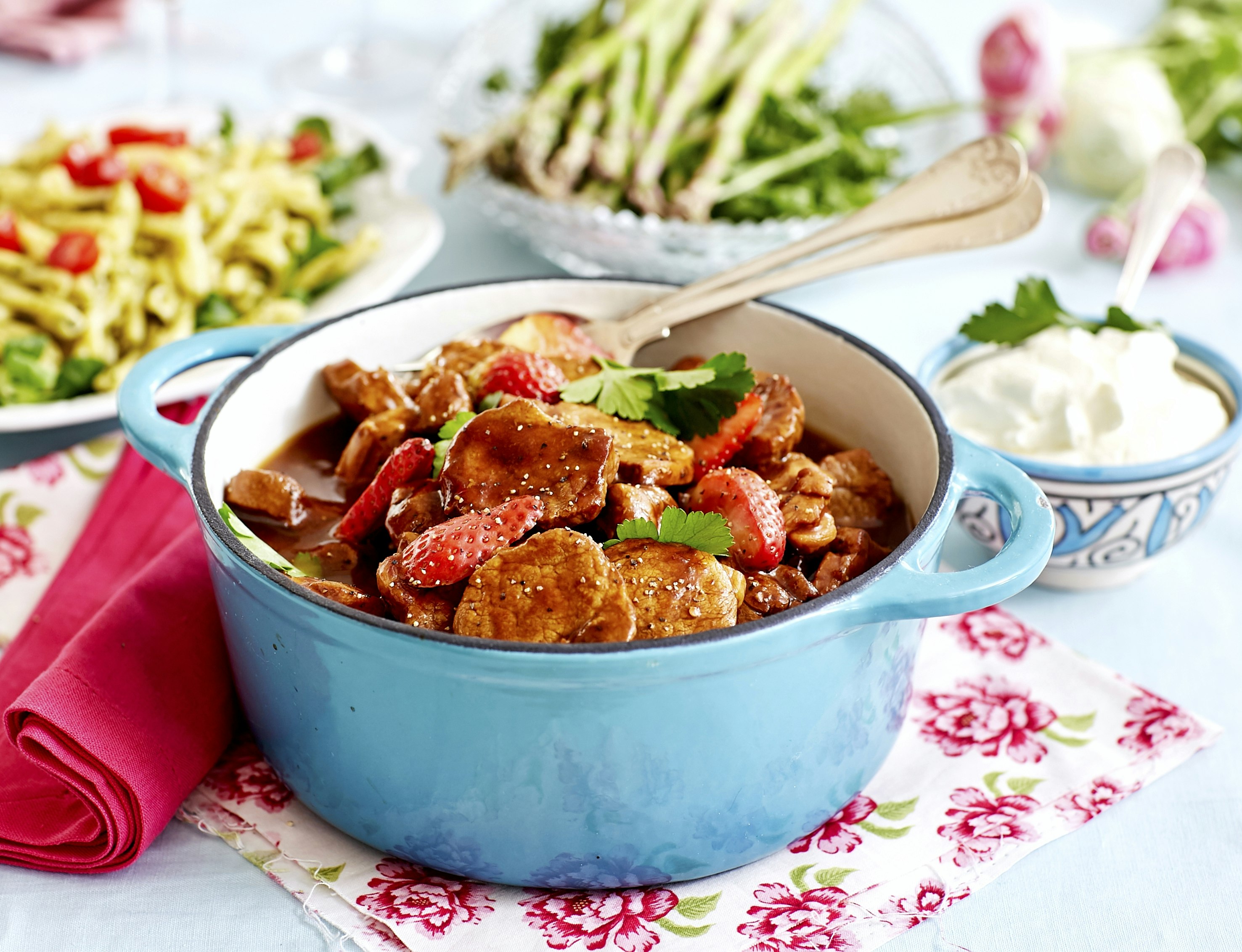 Fläskfilégryta med rödvin och sambal