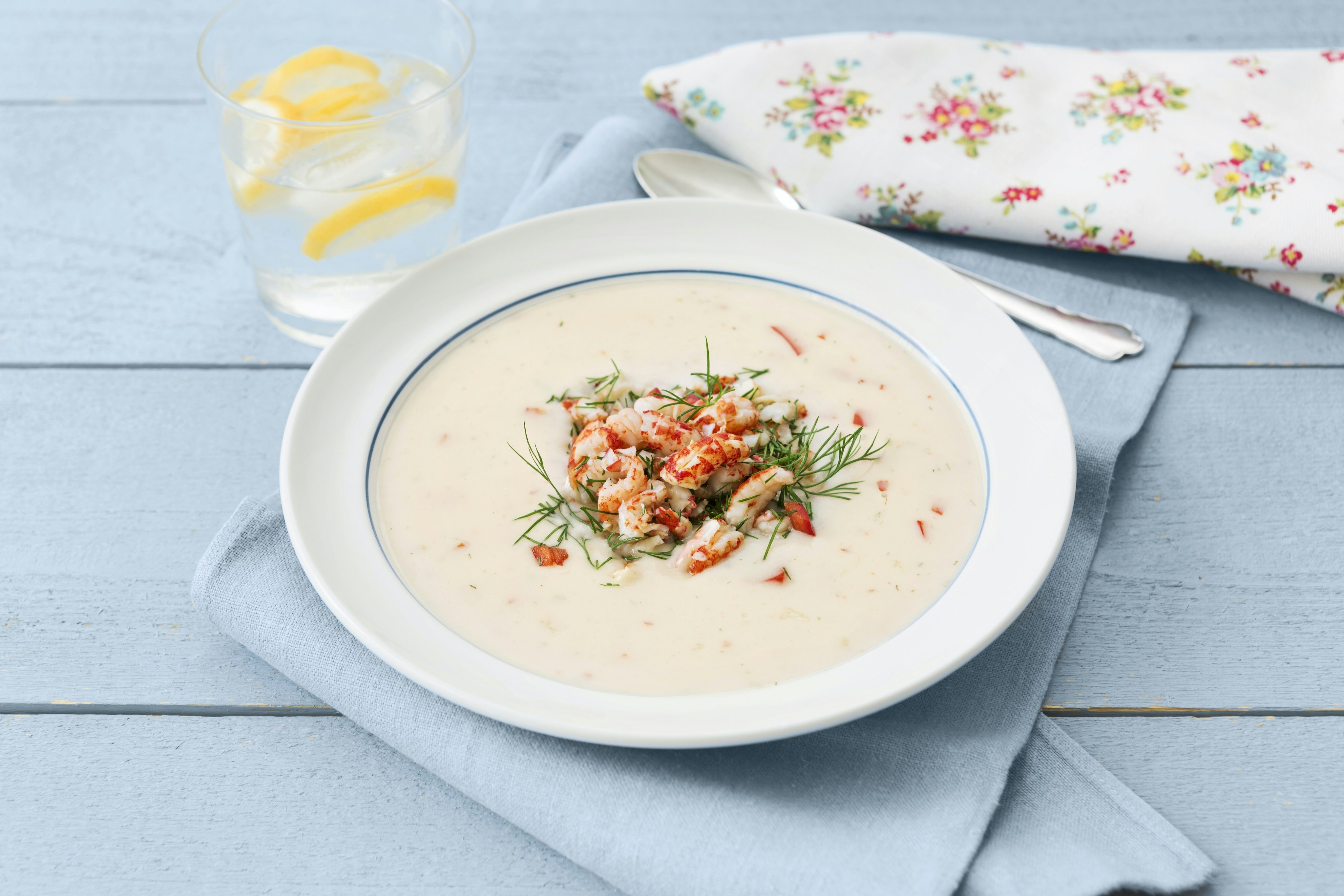 Snabb kräftsoppa med mjukost och dill